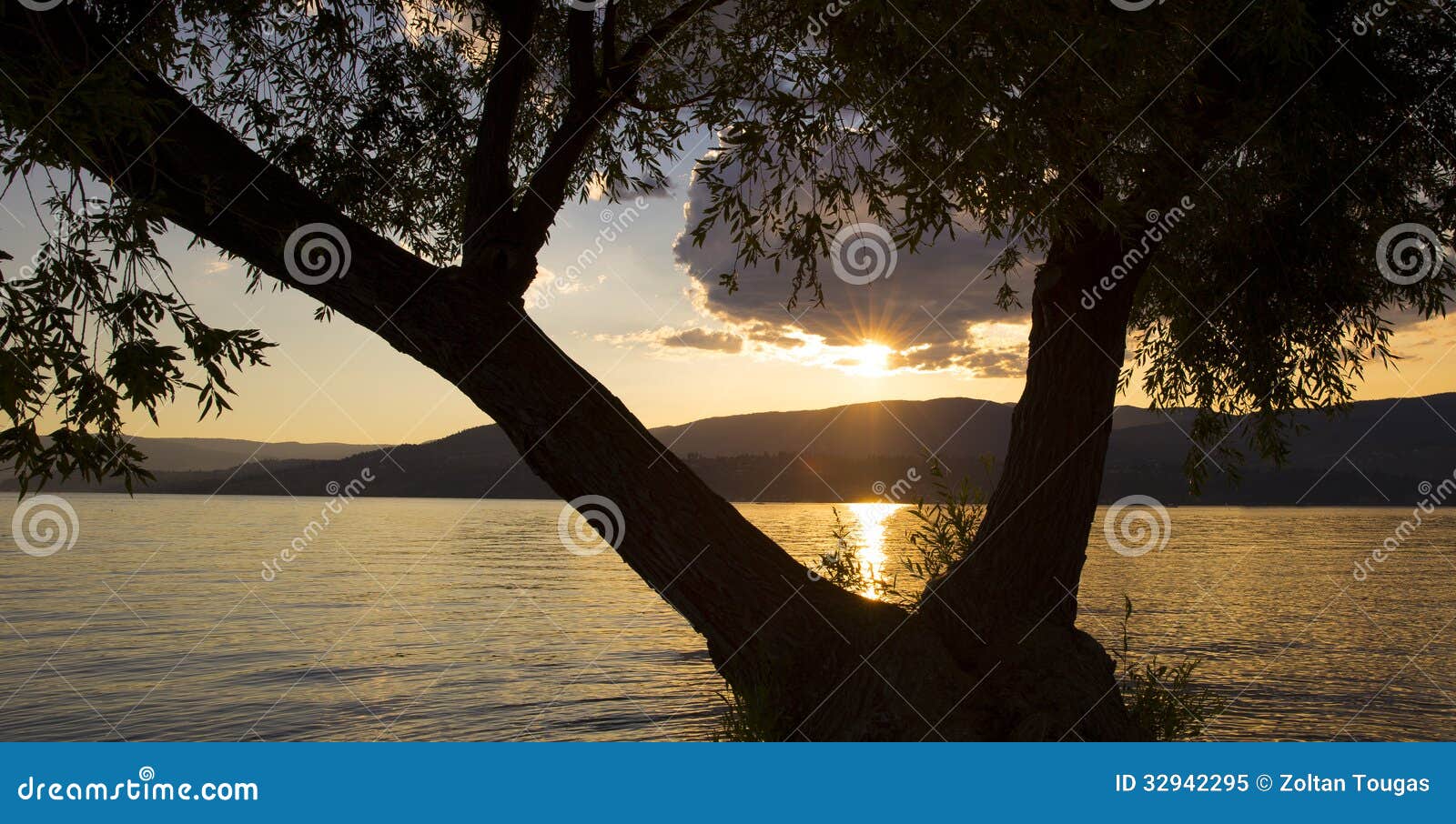 Lake sunset stock image. Image of dusk, horizon, island - 32942295