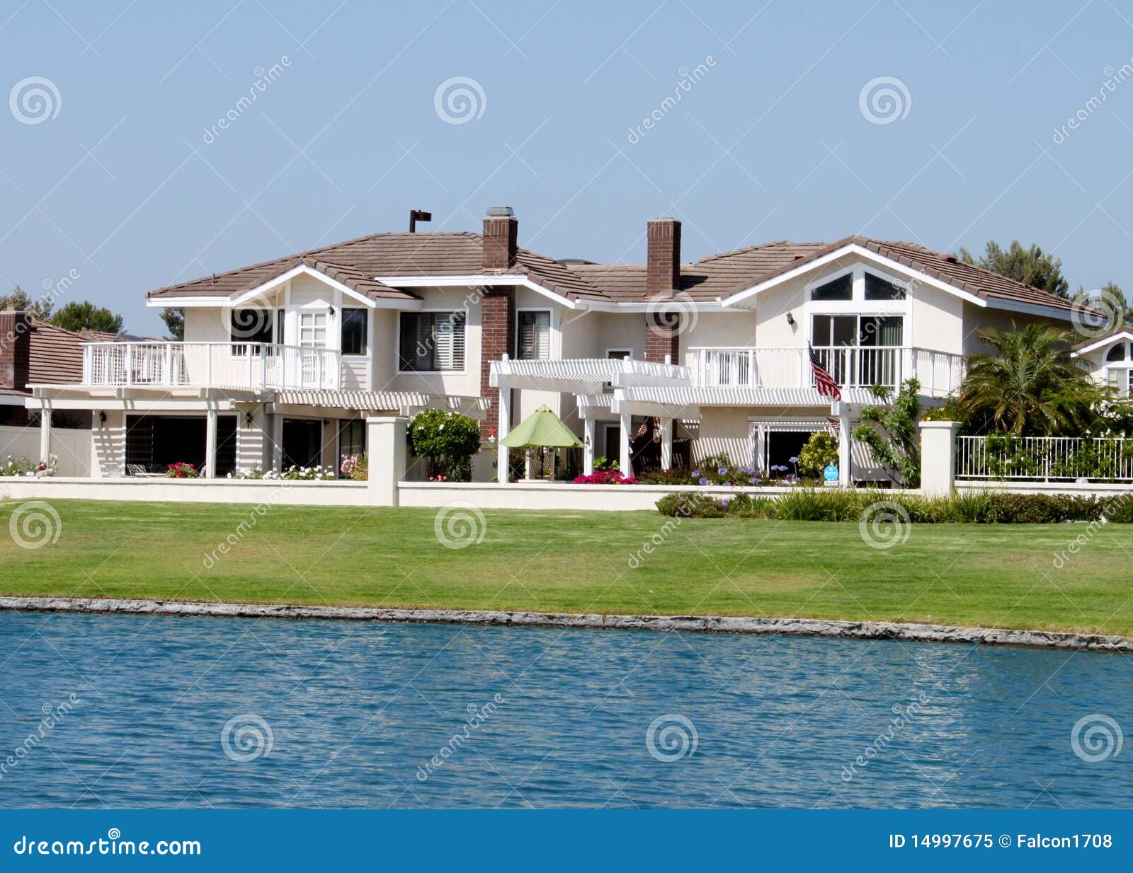Lakeside House 2 stock image. Image of property, clear - 14997675