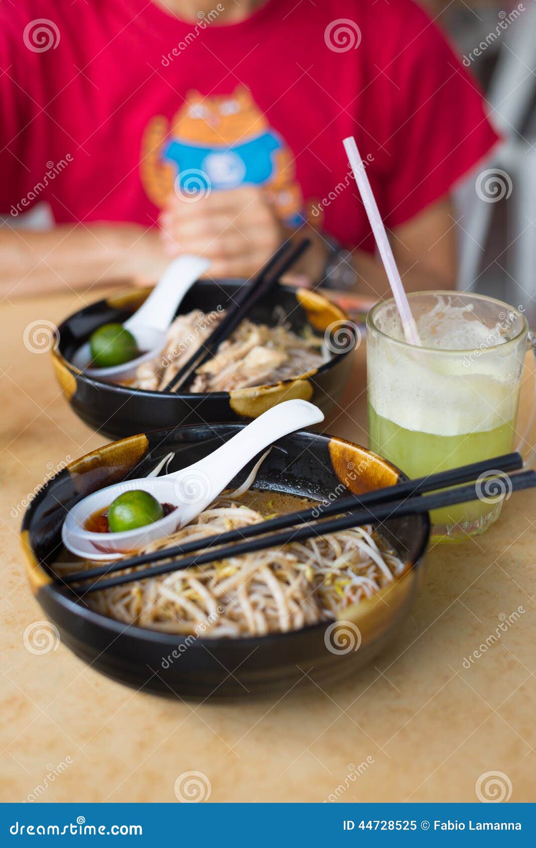 Laksa, Kuching imagen de archivo. Imagen de mano, exotismo - 44728525