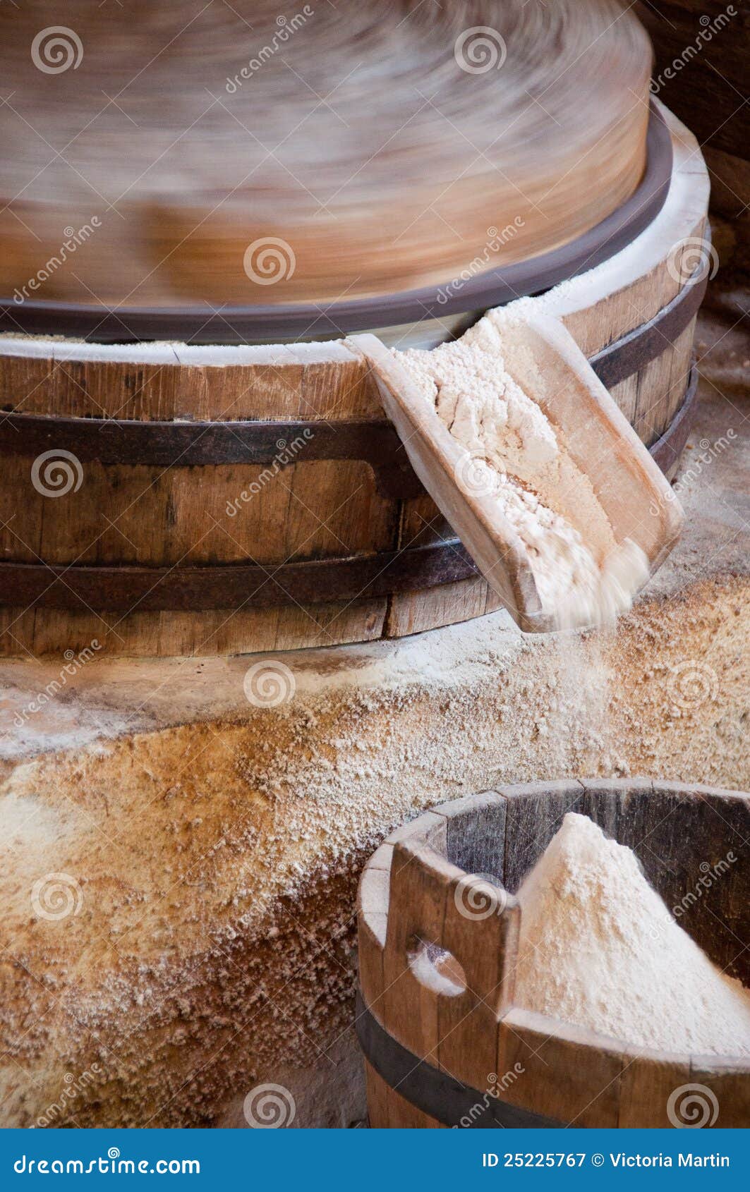 Laminatoio Del Grano Da Macinare Immagine Stock - Immagine di vecchio ...