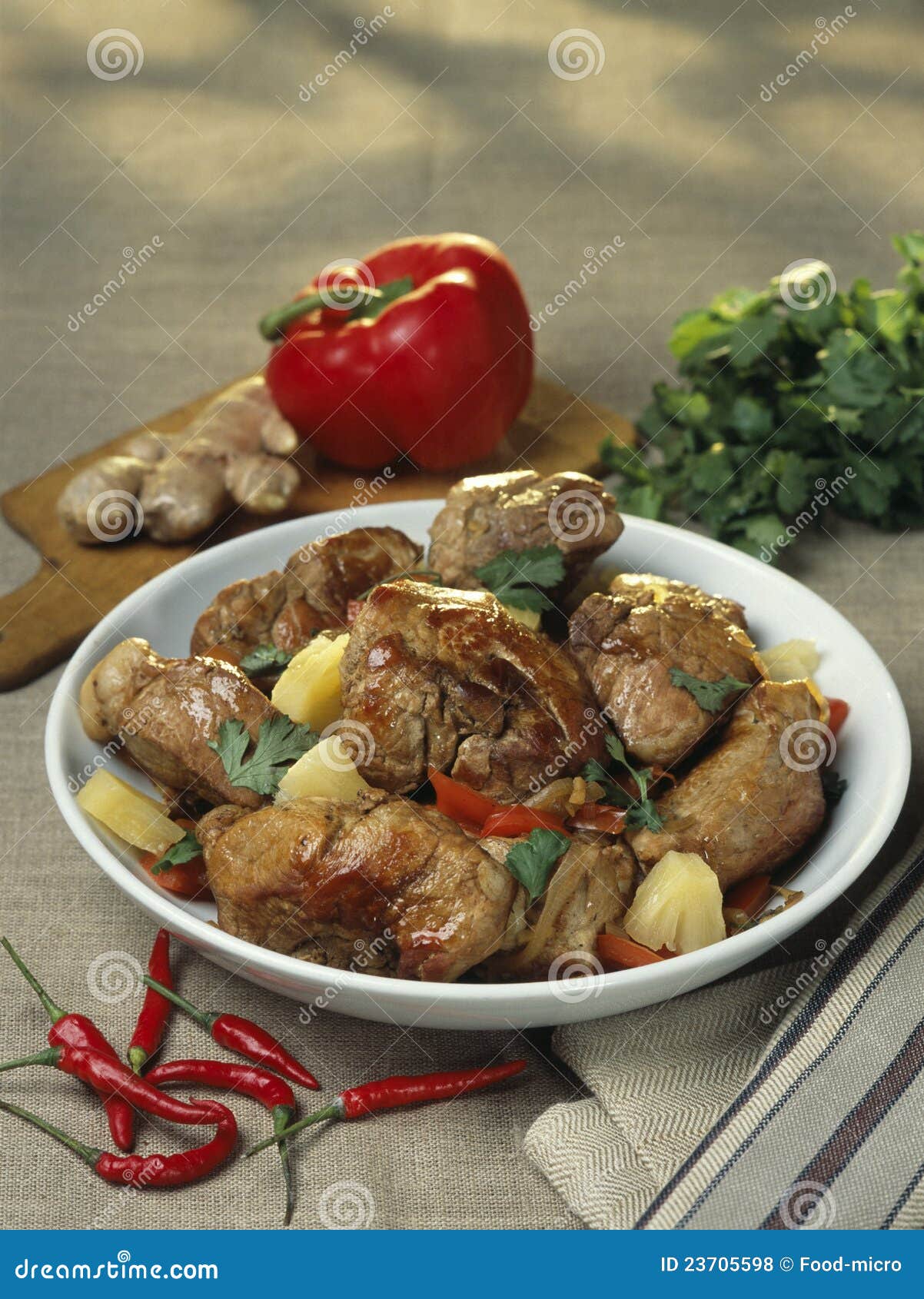 Lamm Mit Ananas Und Pfeffern Stockfoto - Bild von teller, gesellig ...