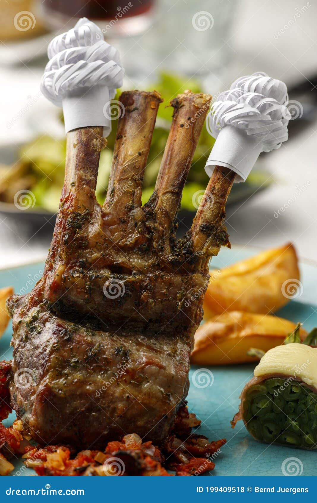 Lammrippen mit Krausen stockfoto. Bild von kräuter, gebacken - 199409518