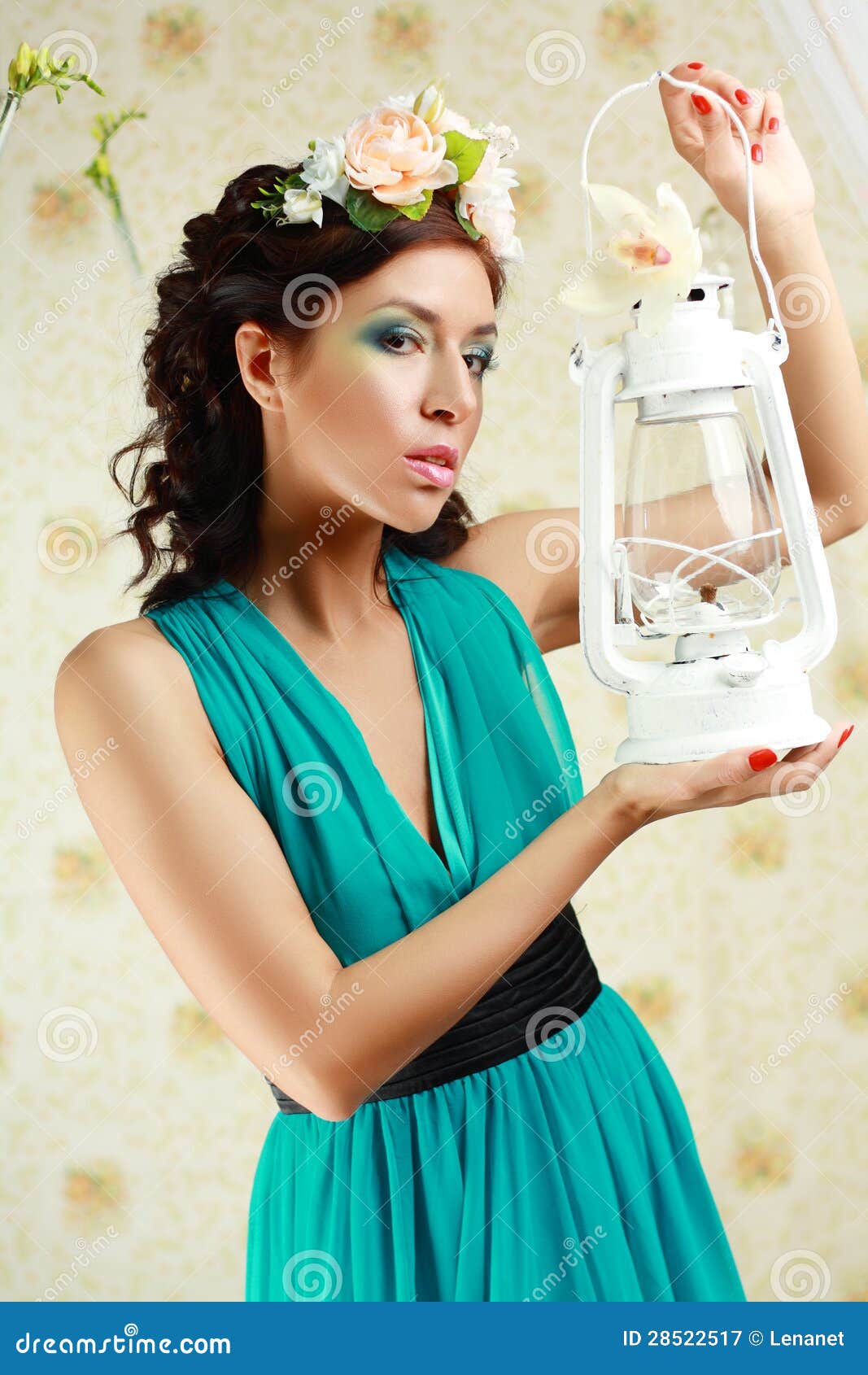 Lampada Della Tenuta Della Ragazza Immagine Stock - Immagine di corpo ...