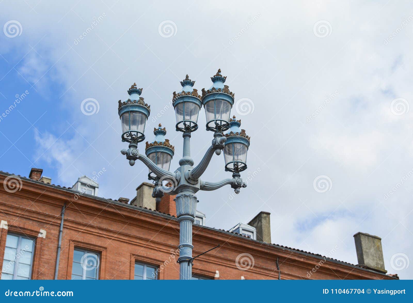 Lampader En El Fondo De Un Edificio De Ladrillo Foto de archivo ...