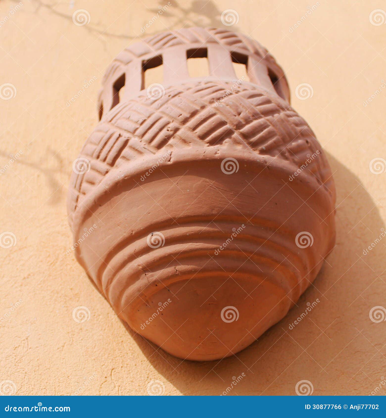 Lampe faite d'argile photo stock. Image du lampe, brun - 30877766