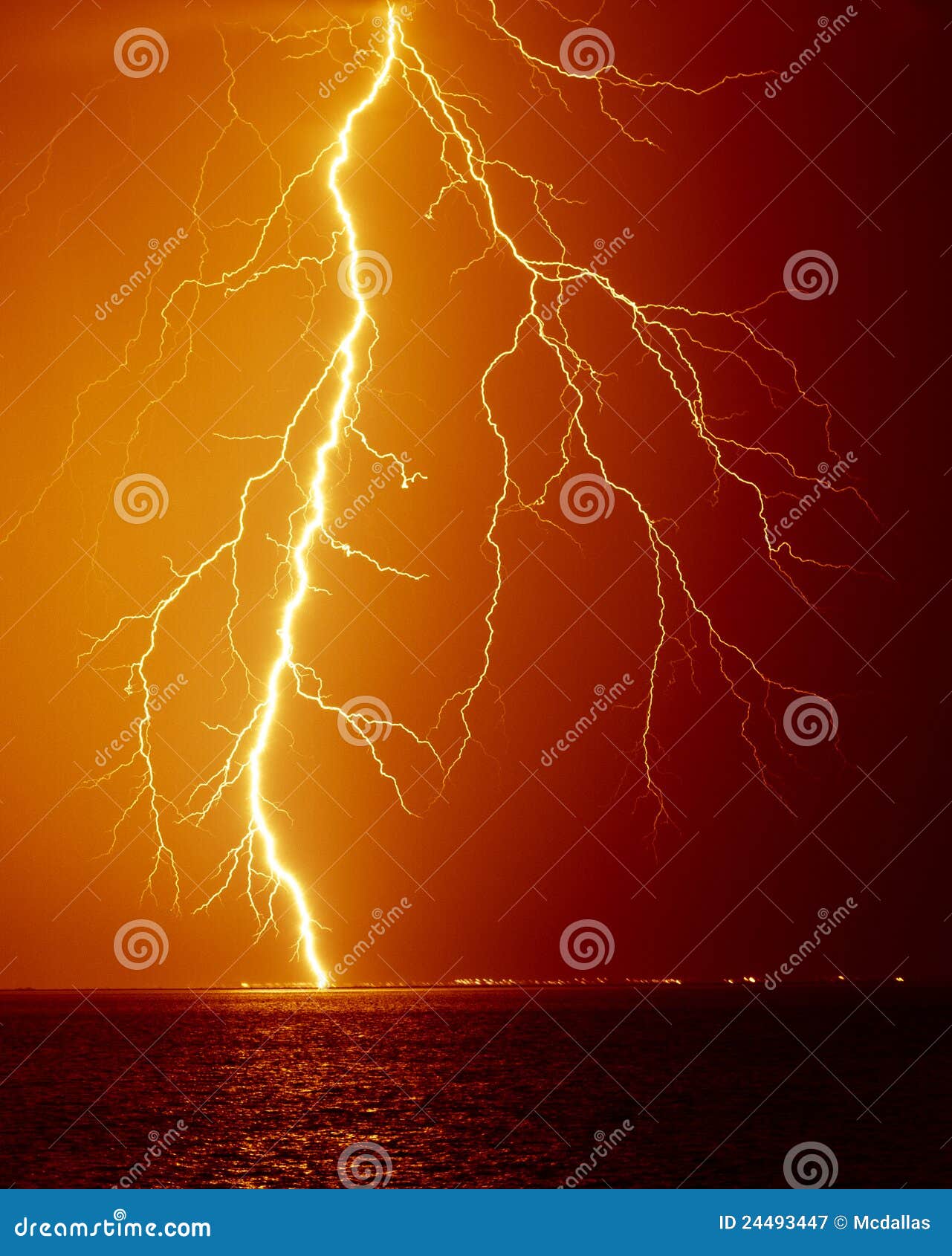 Lampo immagine stock. Immagine di colpo, colpire, catena - 24493447