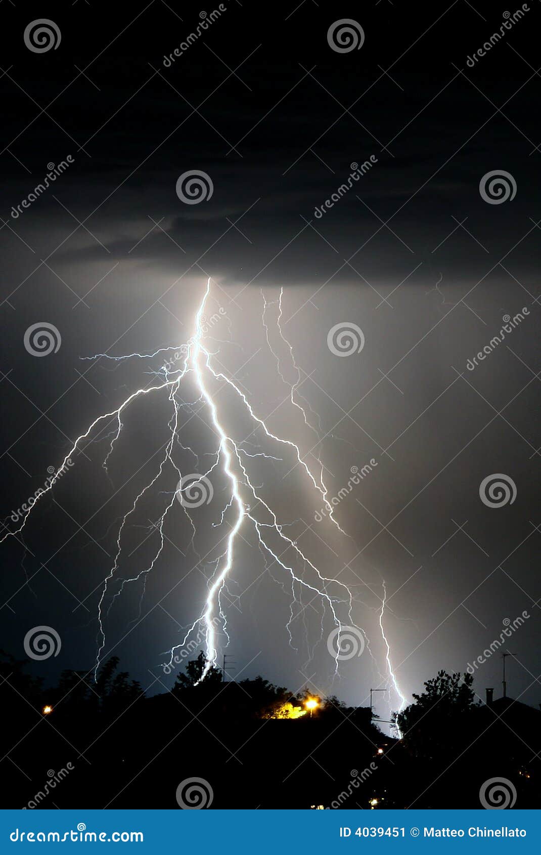 Lampo immagine stock. Immagine di cielo, tempesta, meteorologia - 4039451