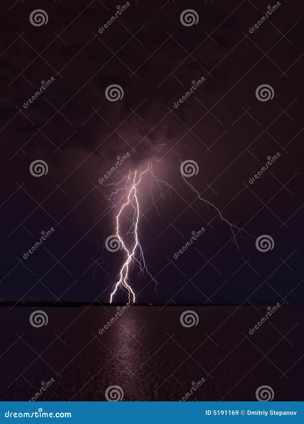 Lampo immagine stock. Immagine di scuro, tuono, alto, luce - 5191169