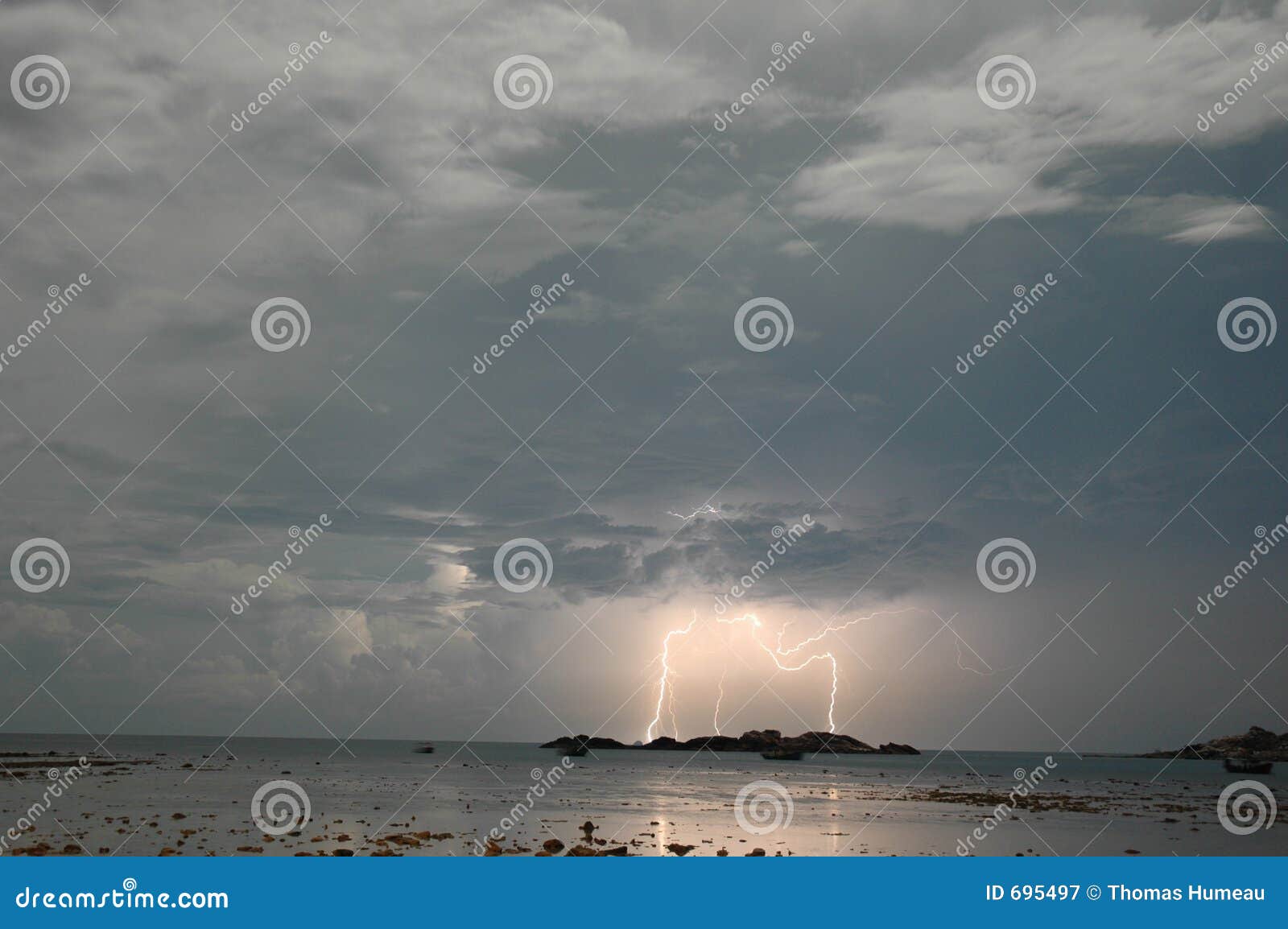 Lampo immagine stock. Immagine di tempesta, isola, lampo - 695497