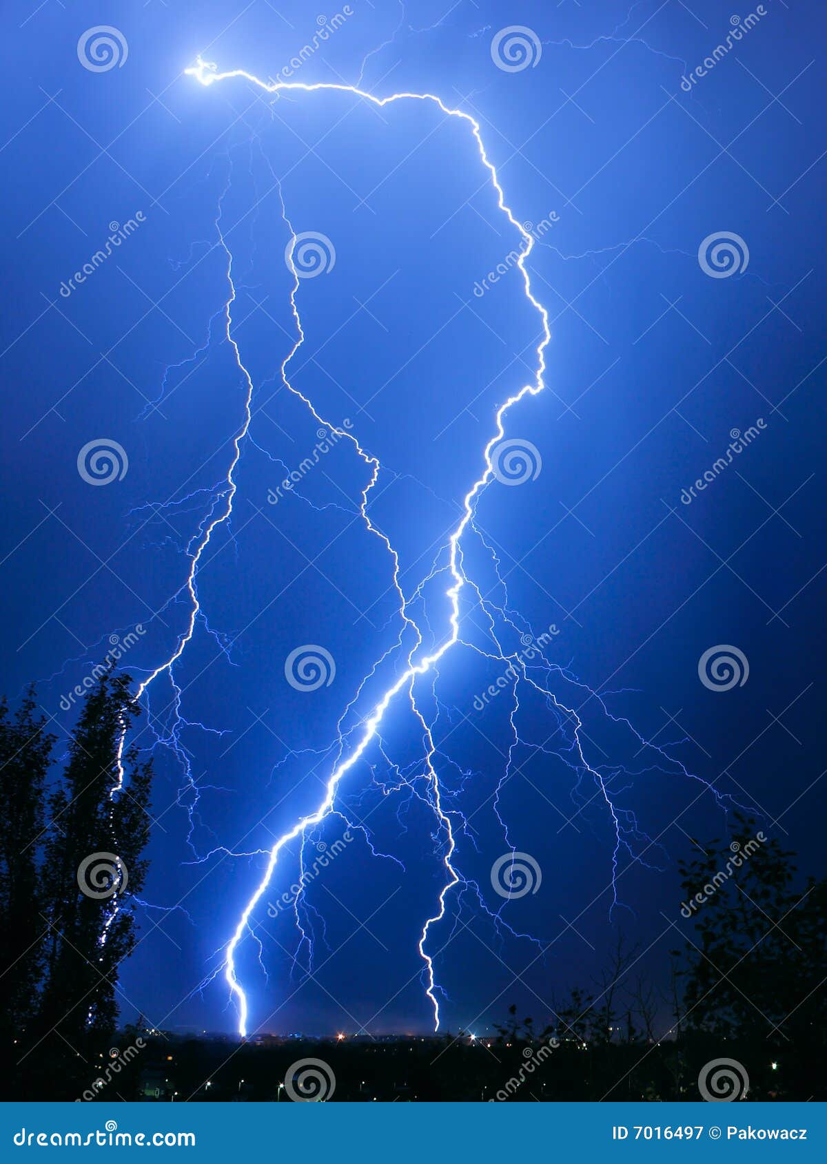 Lampo immagine stock. Immagine di pericolo, elettricità - 7016497