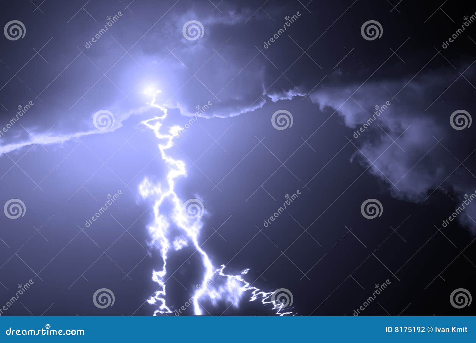 Lampo fotografia stock. Immagine di notte, feroce, pioggia - 8175192