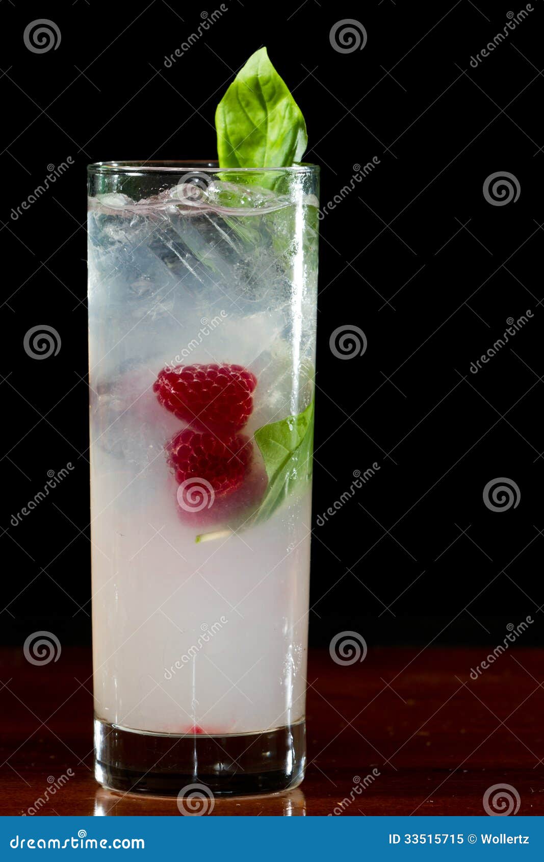 Lampone E Cocktail Del Basilico Immagine Stock - Immagine di ...