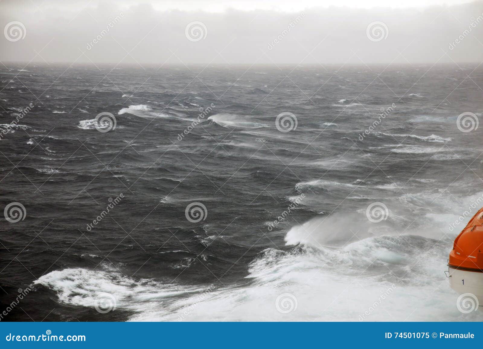 Lance Di Salvataggio E Mari Agitati Immagine Stock - Immagine di nave ...