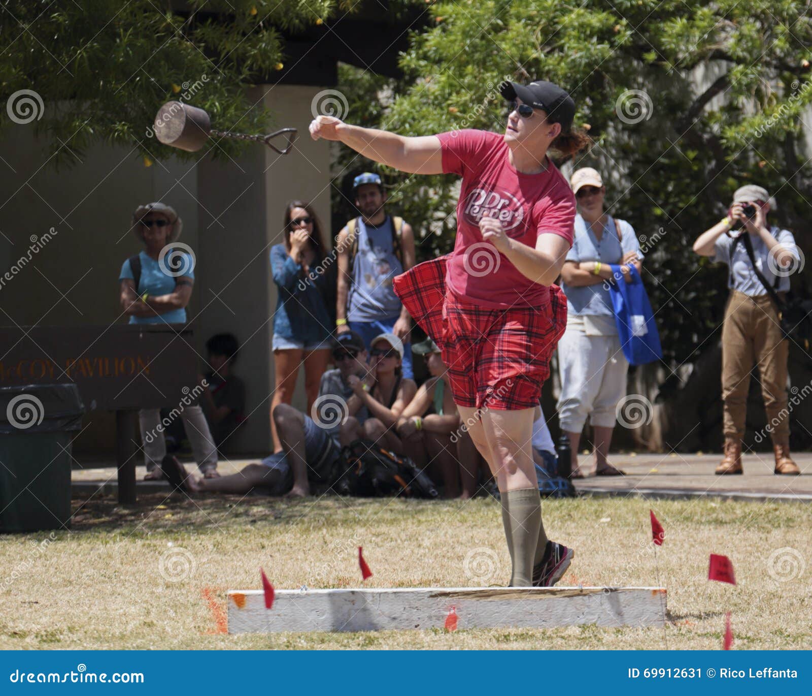 Lancer du poids 1-stone photo éditorial. Image du lancer - 69912631