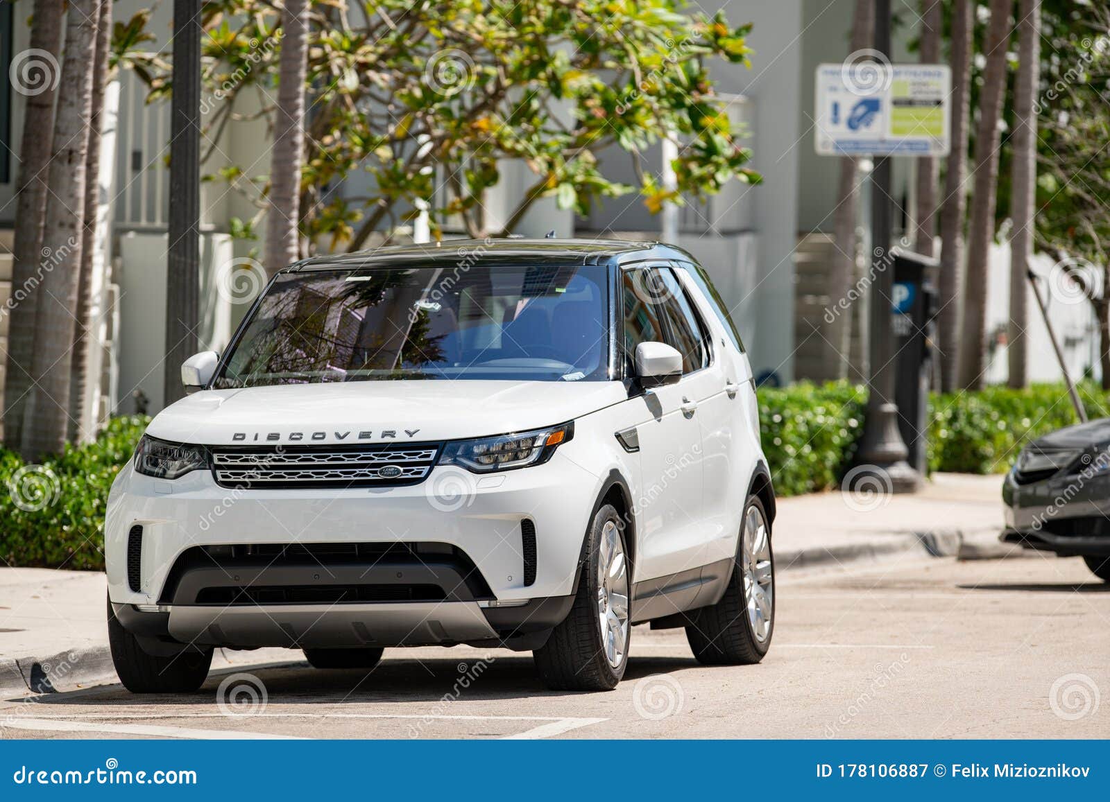 Land Rover Discovery White in the City Editorial Photography - Image of ...