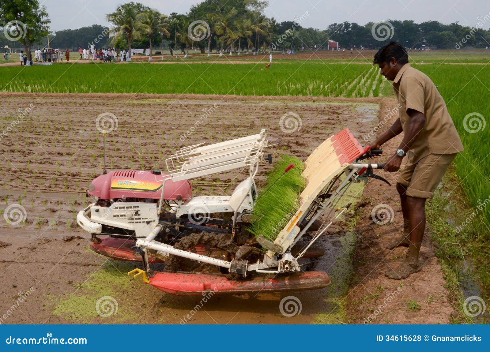 Landbouwer en ploegmachine redactionele stock foto. Image of landbouwer ...