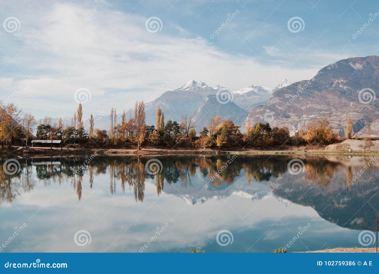 Landescape suisse arkivfoto. Bild av gummilacka, bakgrund - 102759386