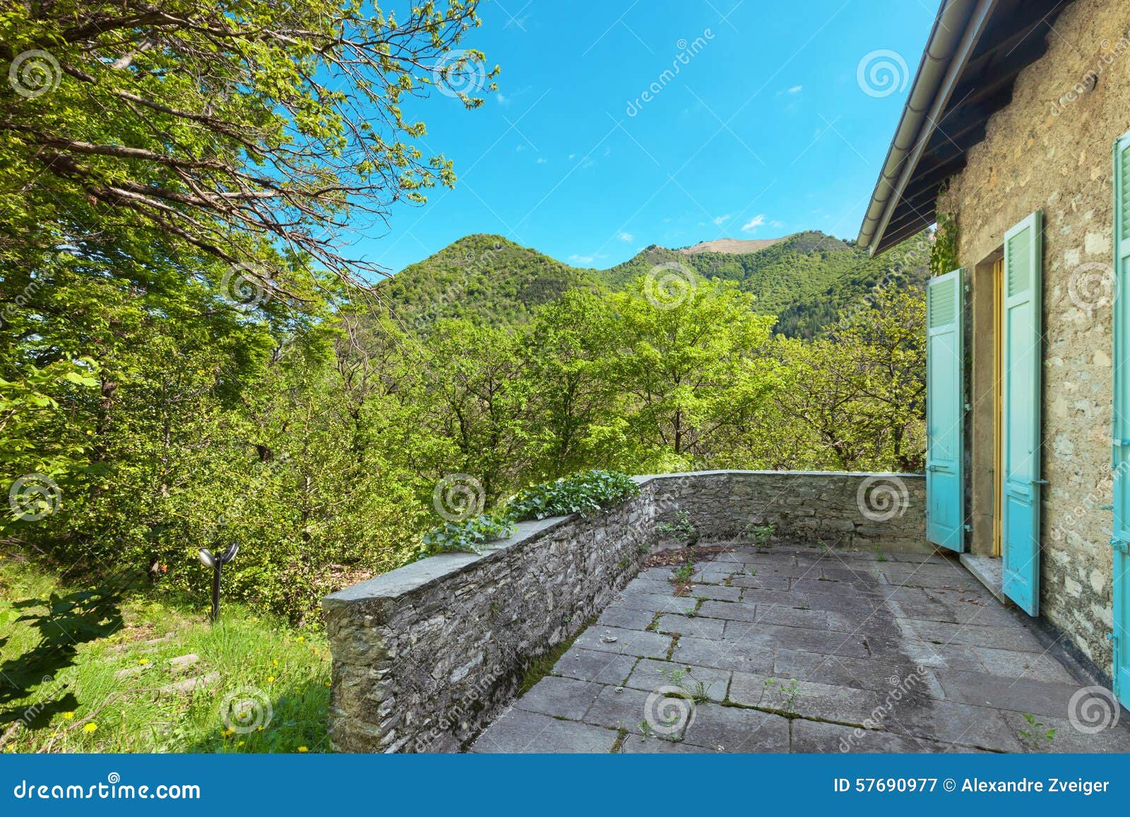 Landhaus, Terrasse stockbild. Bild von gehäuse, felsen - 57690977