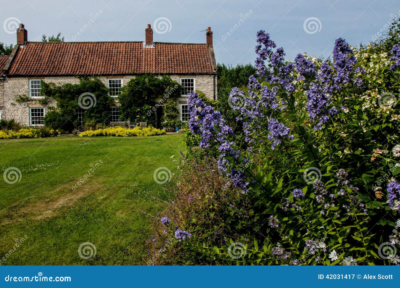 Landhaus und Garten stockbild. Bild von stein, blumen - 42031417