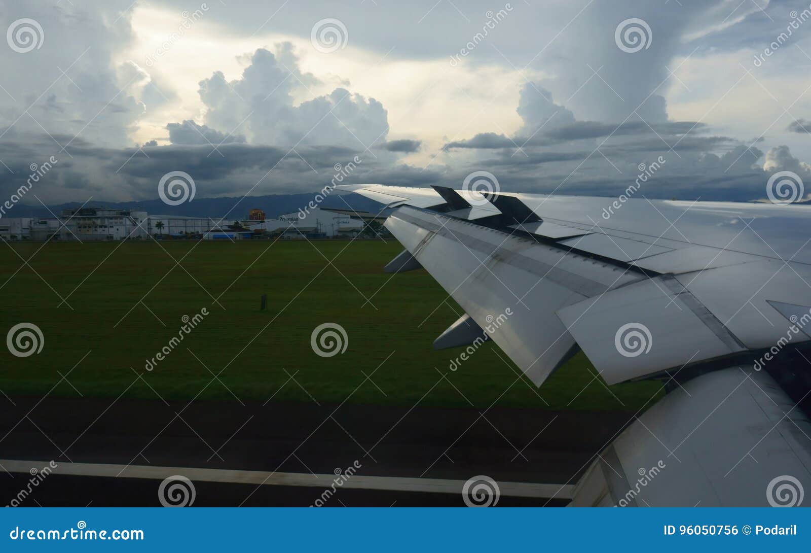 Landing at Cebu Airport editorial photo. Image of runway - 96050756