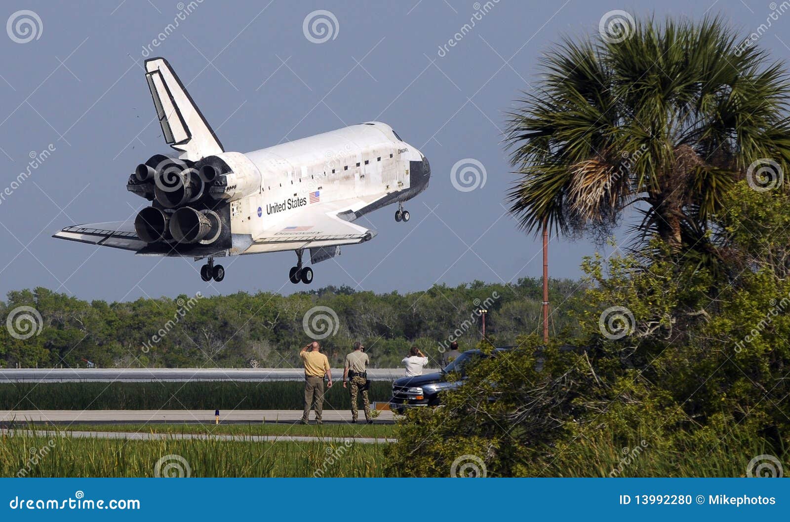 Landing Space Shuttle editorial image. Image of landing - 13992280