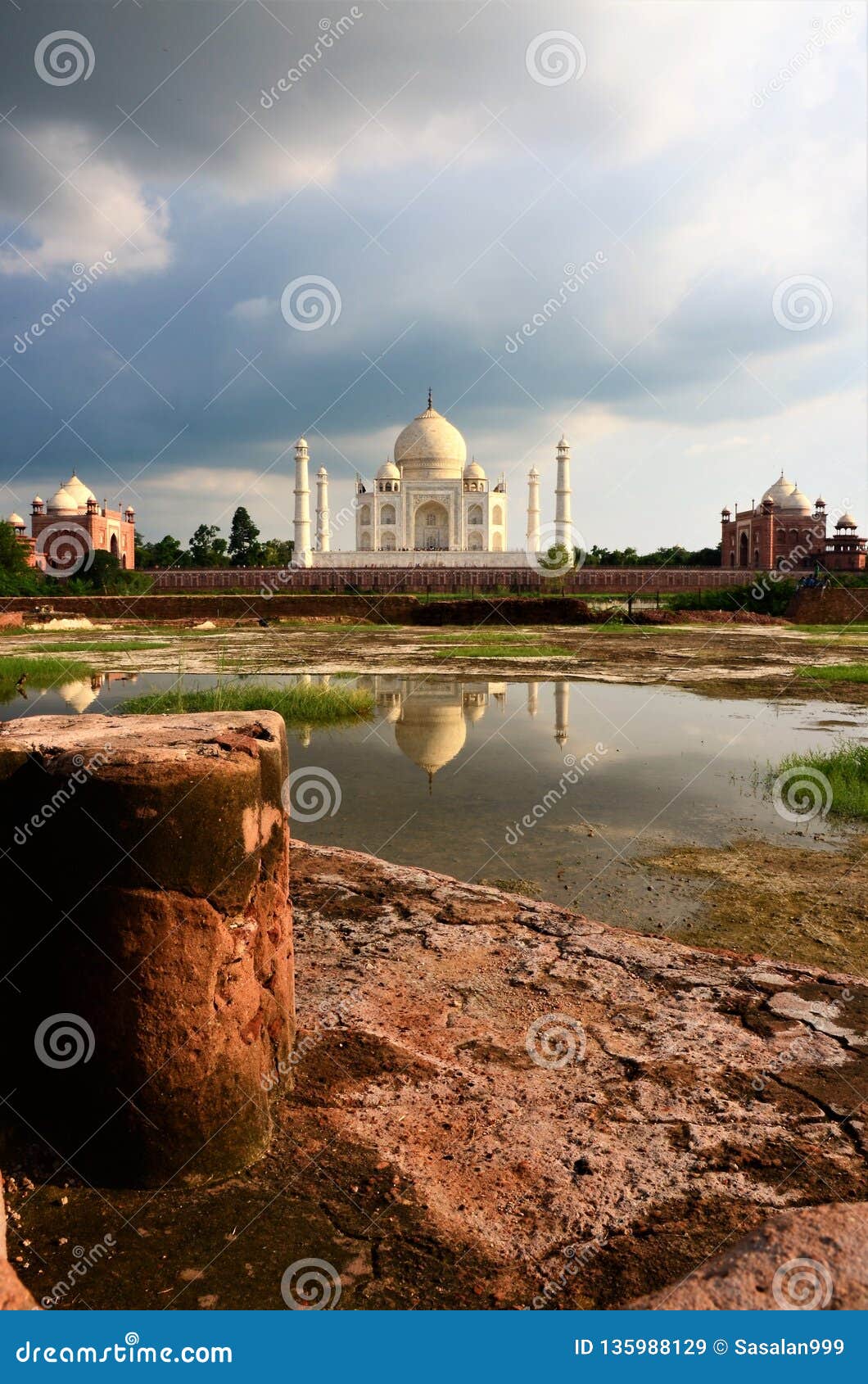 Landmarks of India - the Taj Mahal Stock Image - Image of arabic ...