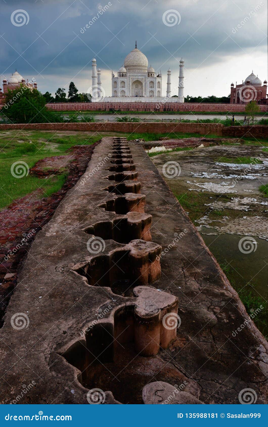 Landmarks of India - the Taj Mahal Stock Image - Image of garden, arch ...
