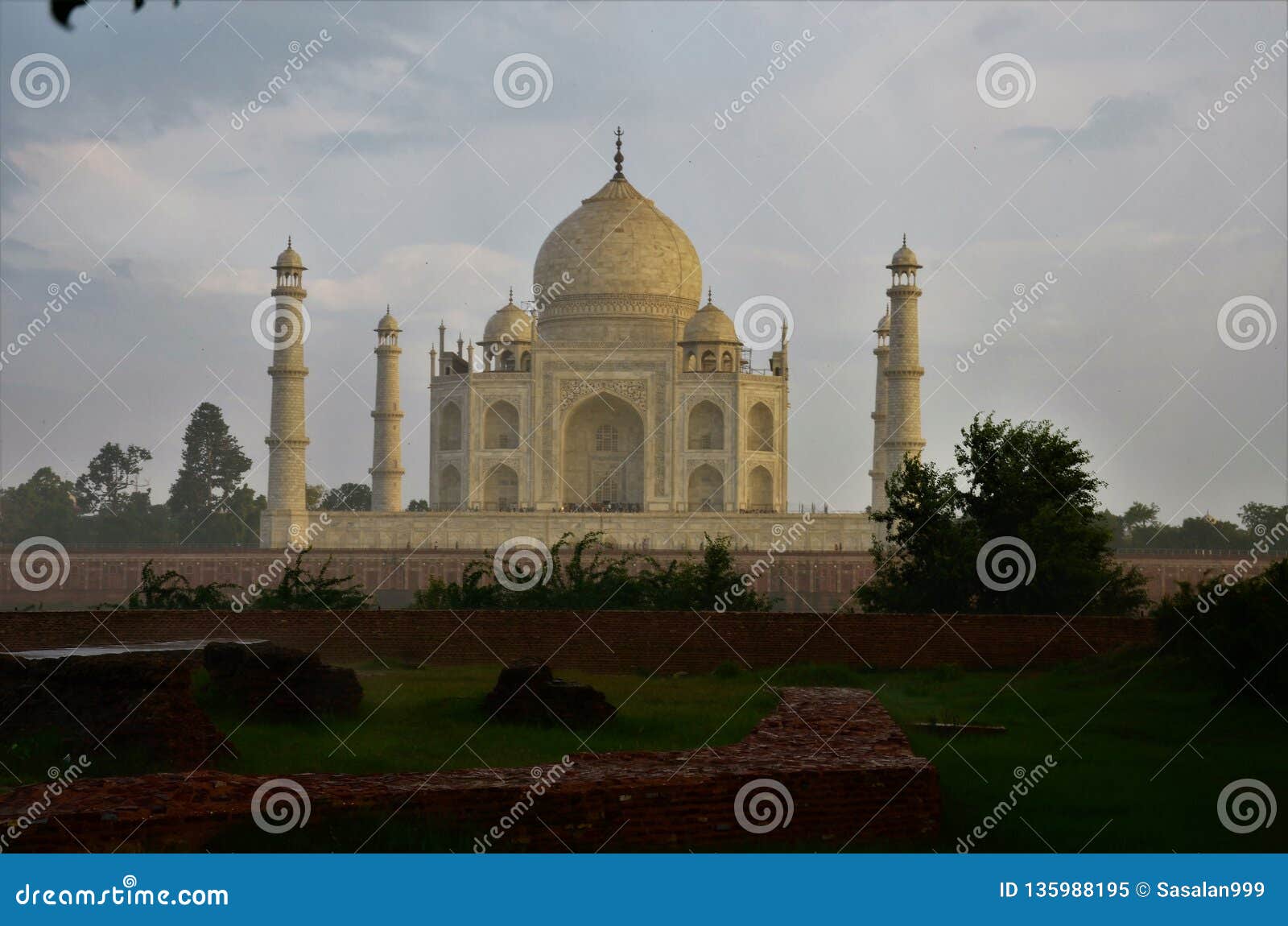 Landmarks of India - the Taj Mahal Stock Image - Image of exterior ...