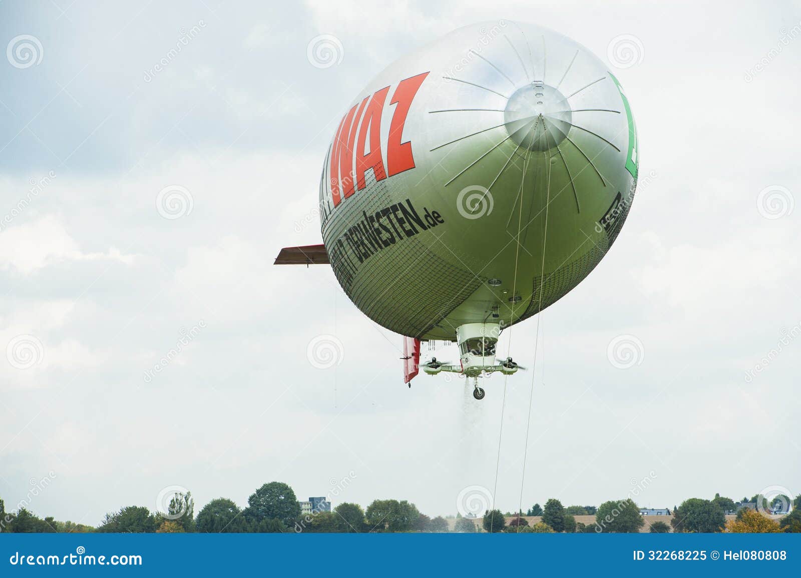 Landning Av En Luftskepp - Dirigible - Zeppelinare Redaktionell Foto ...