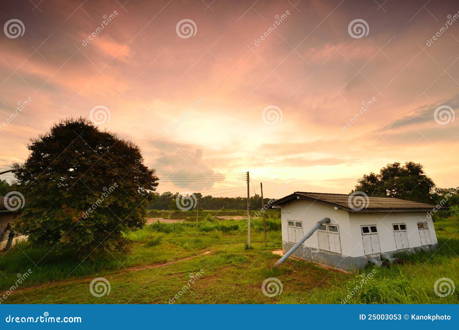 Landscape of an Old Farmhouse Stock Image - Image of tree, light: 25003053