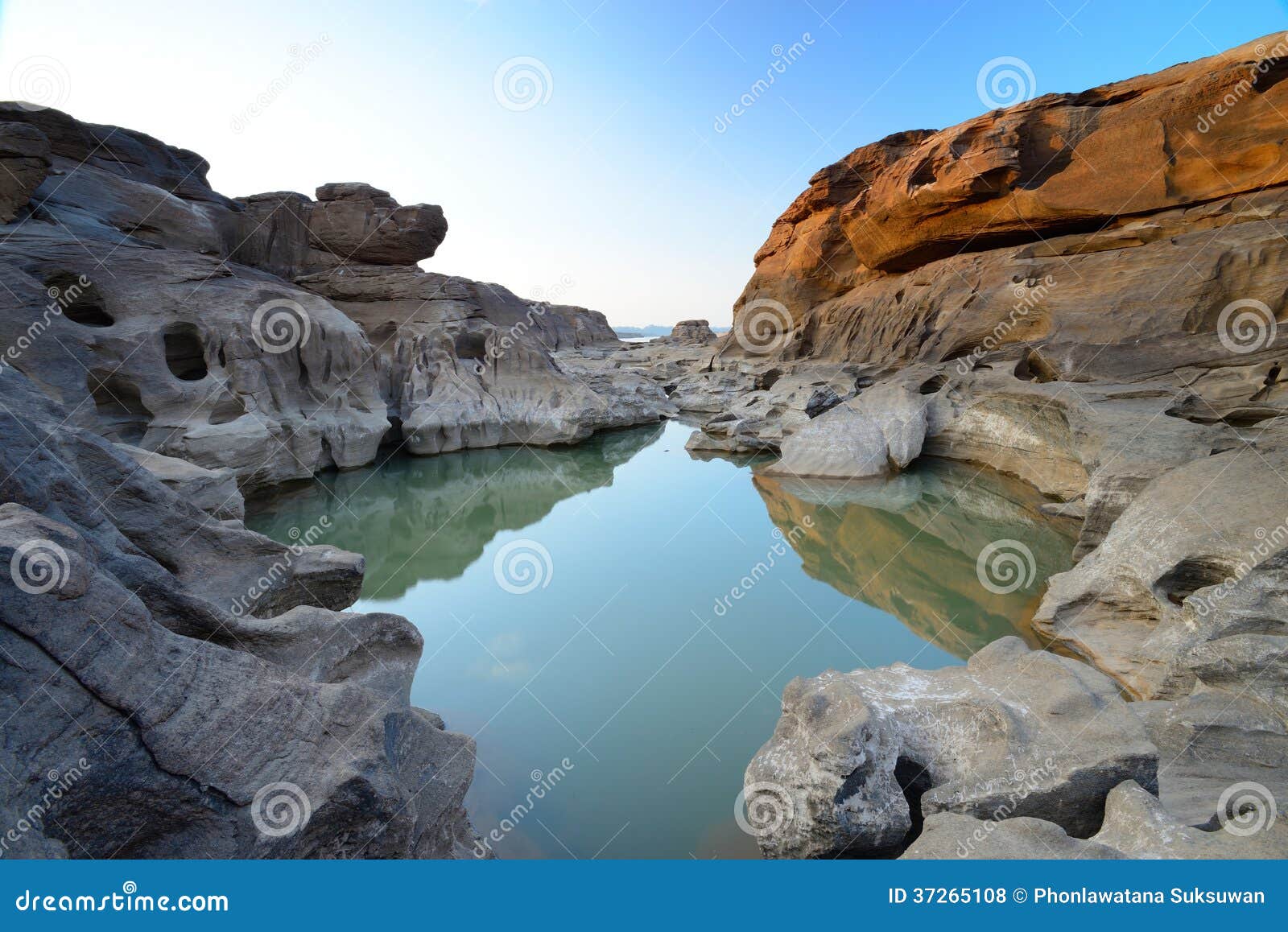 Landscape of Reflection Rock at 3000Bok Stock Photo - Image of blue ...