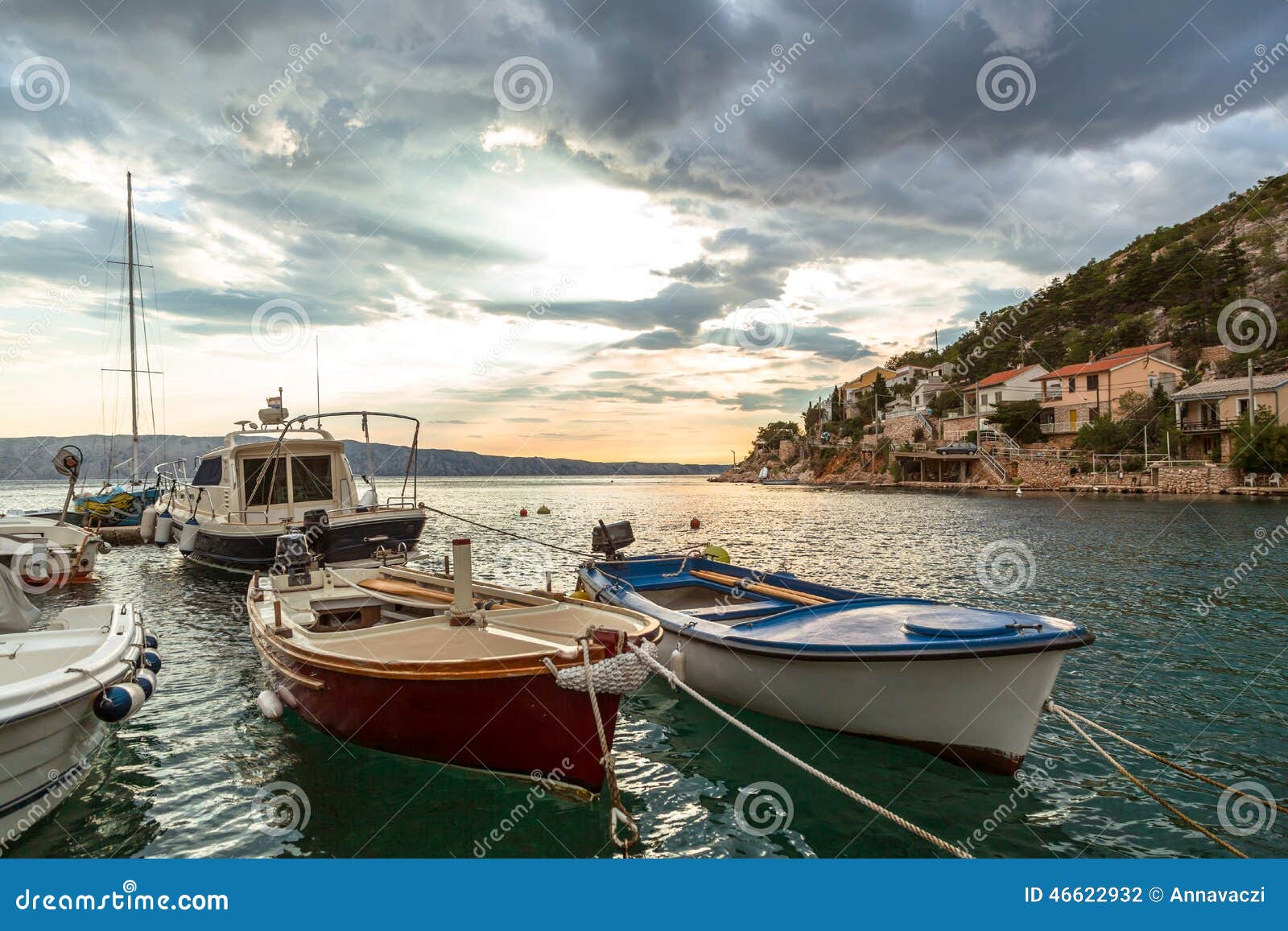 Landschaft Mit Booten Und Meer Stockfoto - Bild von schacht, berg: 46622932