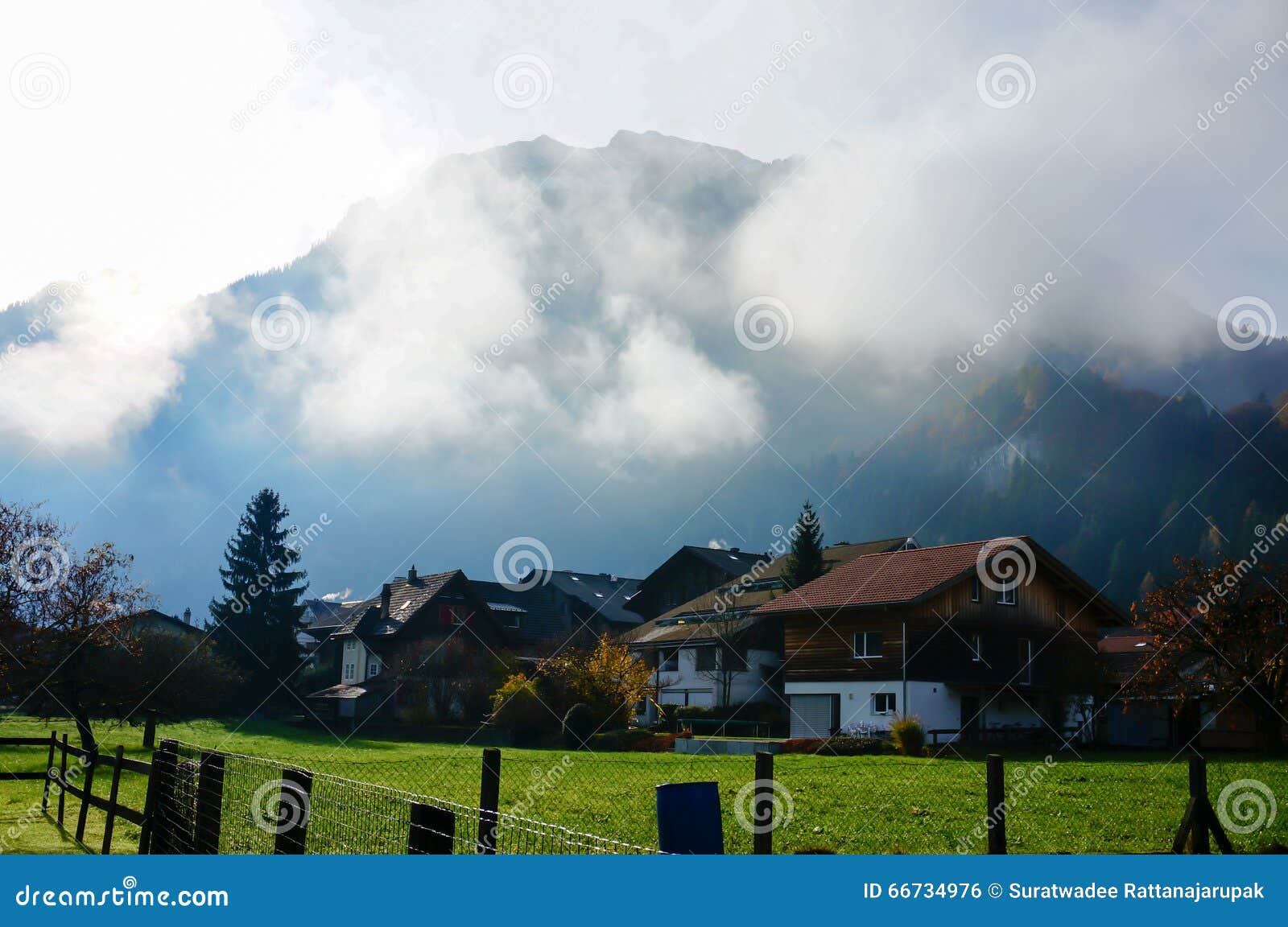 Landschaft Von Wilderswil-Dorf Morgens Stockfoto - Bild von alpen ...