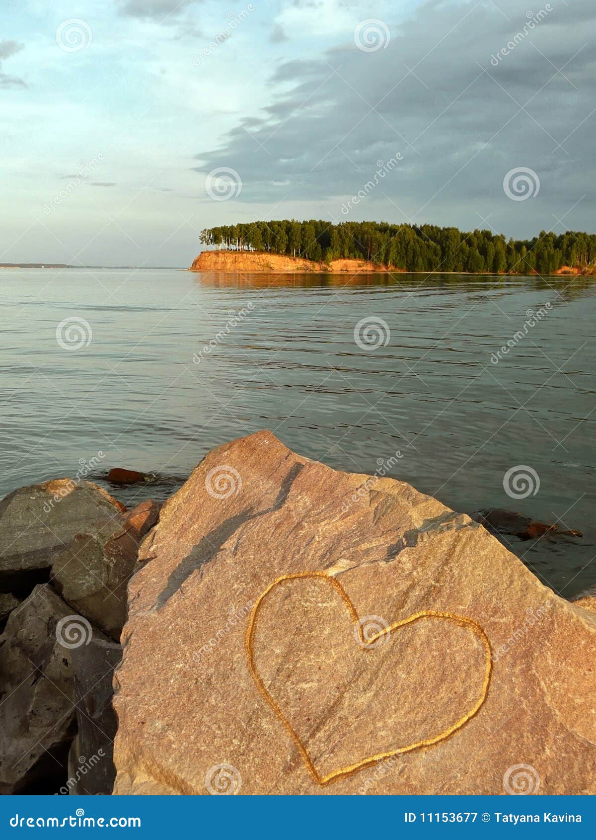 Landschap Met Een Steen Bij De Rivier Stock Afbeelding - Image of ...