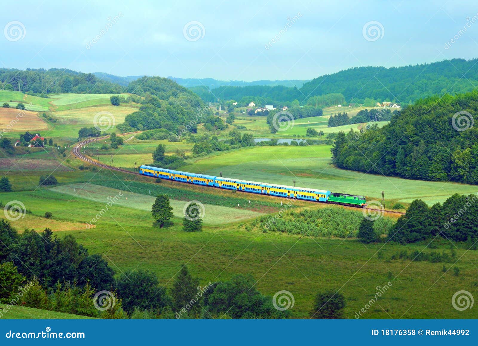 Landschap Met Trein, Meer En Bos Stock Foto - Image of nave, kleur ...