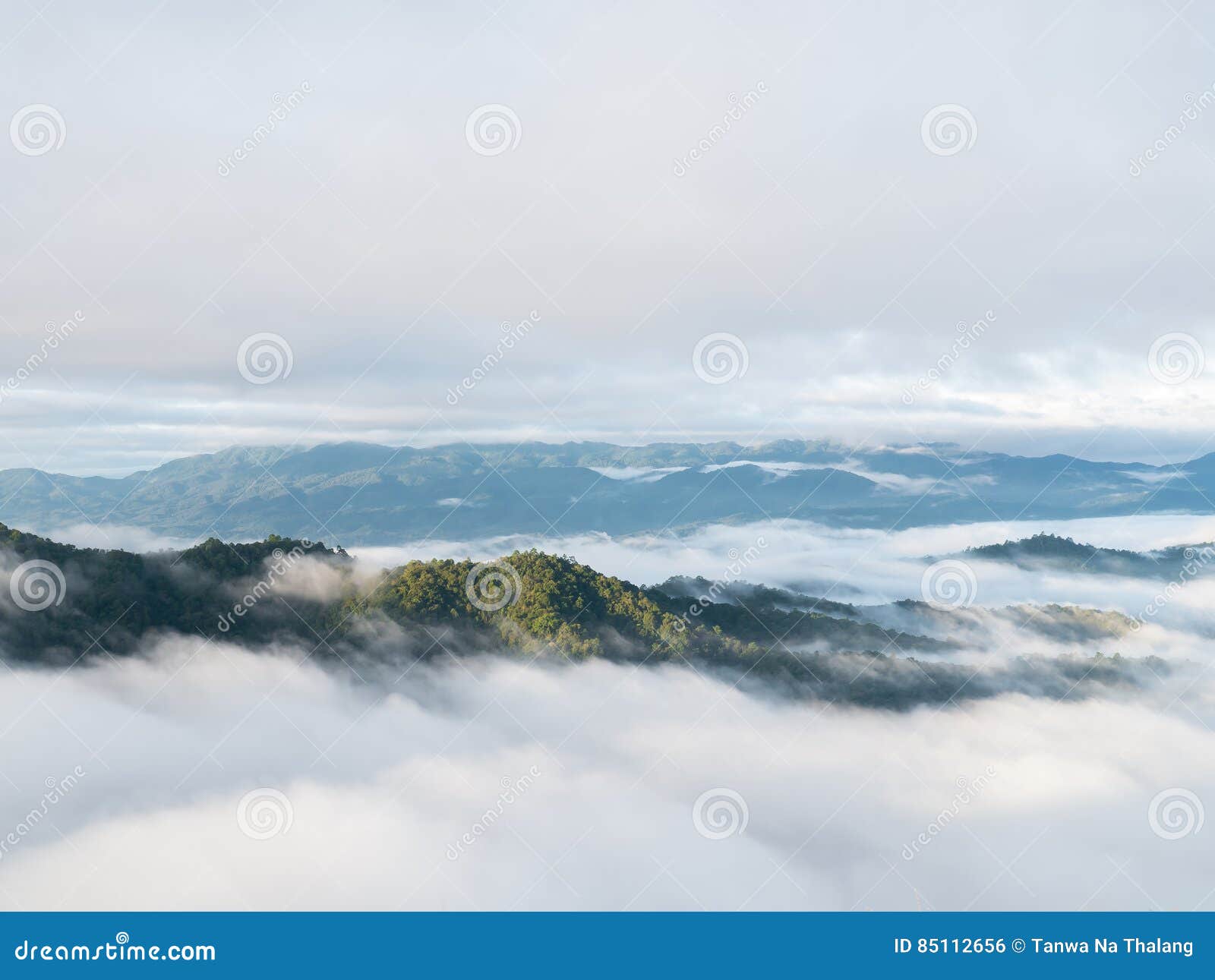 Landschap Van Het Bewegen Van Mist in De Berg En De Heuvel Stock Foto ...