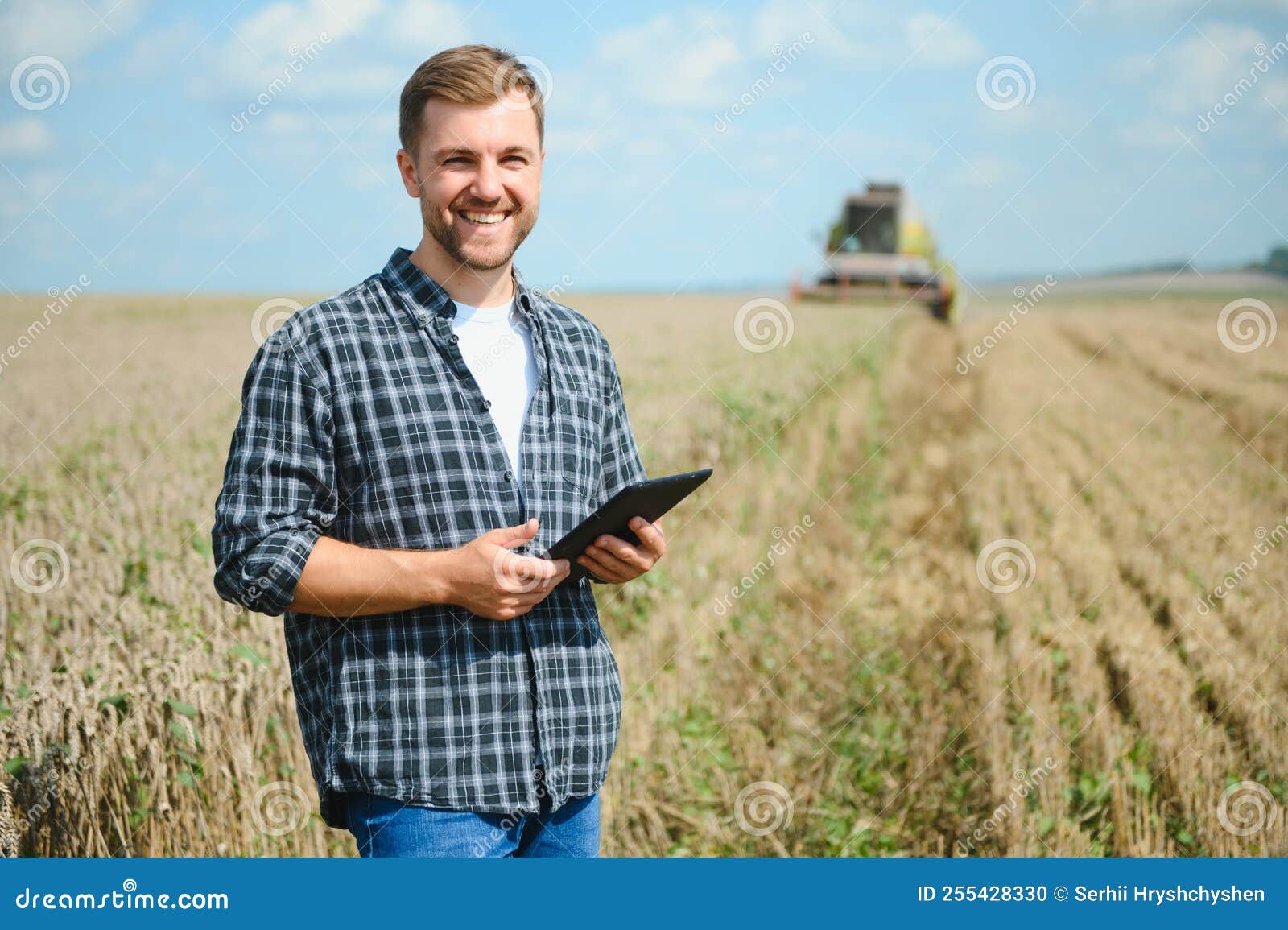 Landwirt, Der Bei Der Ernte Auf Weizenfeld Steht Stockfoto - Bild von ...