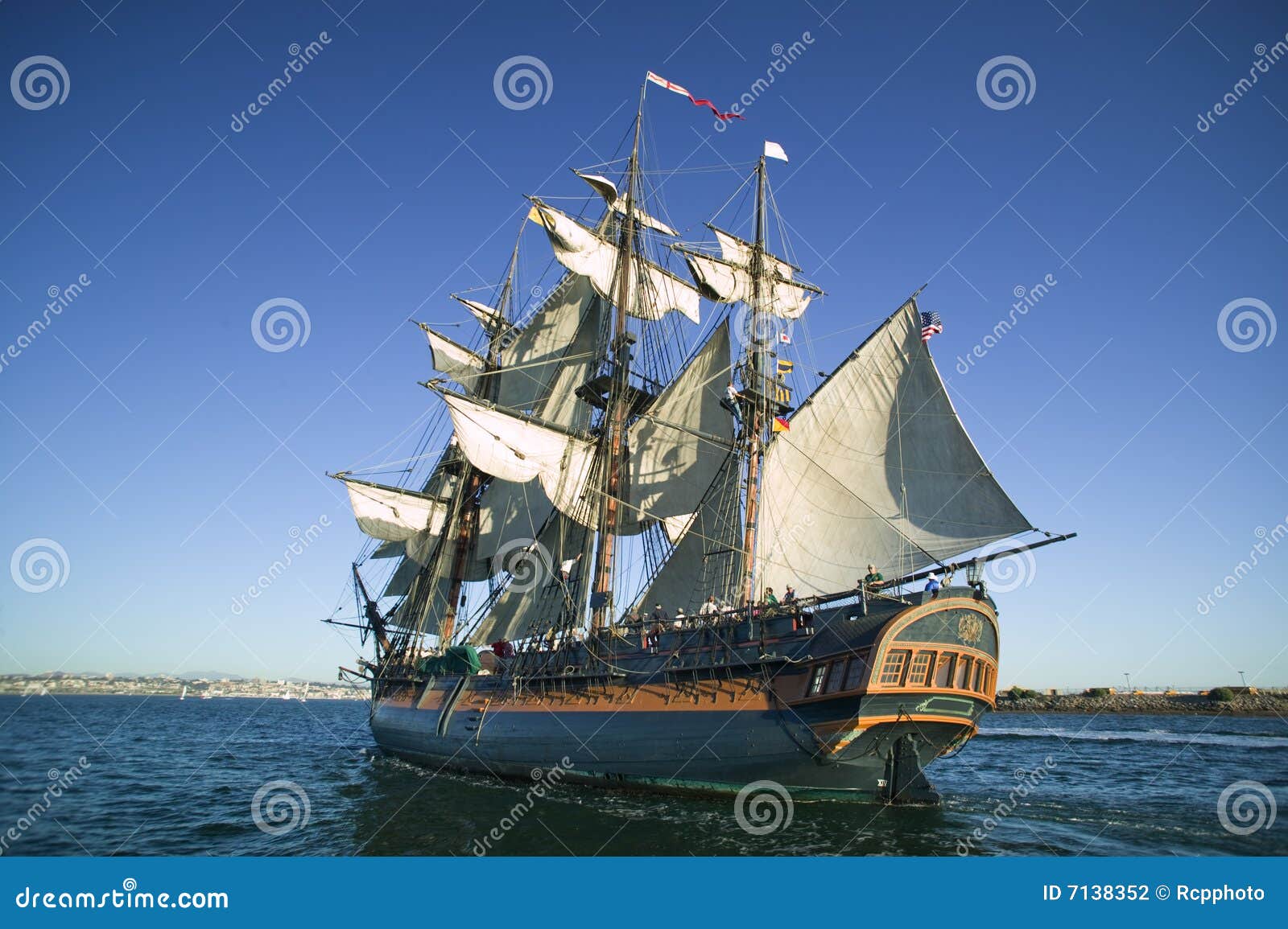 Lang Schip Dat Op Zee Onder Volledig Zeil Vaart Stock Foto - Image of ...