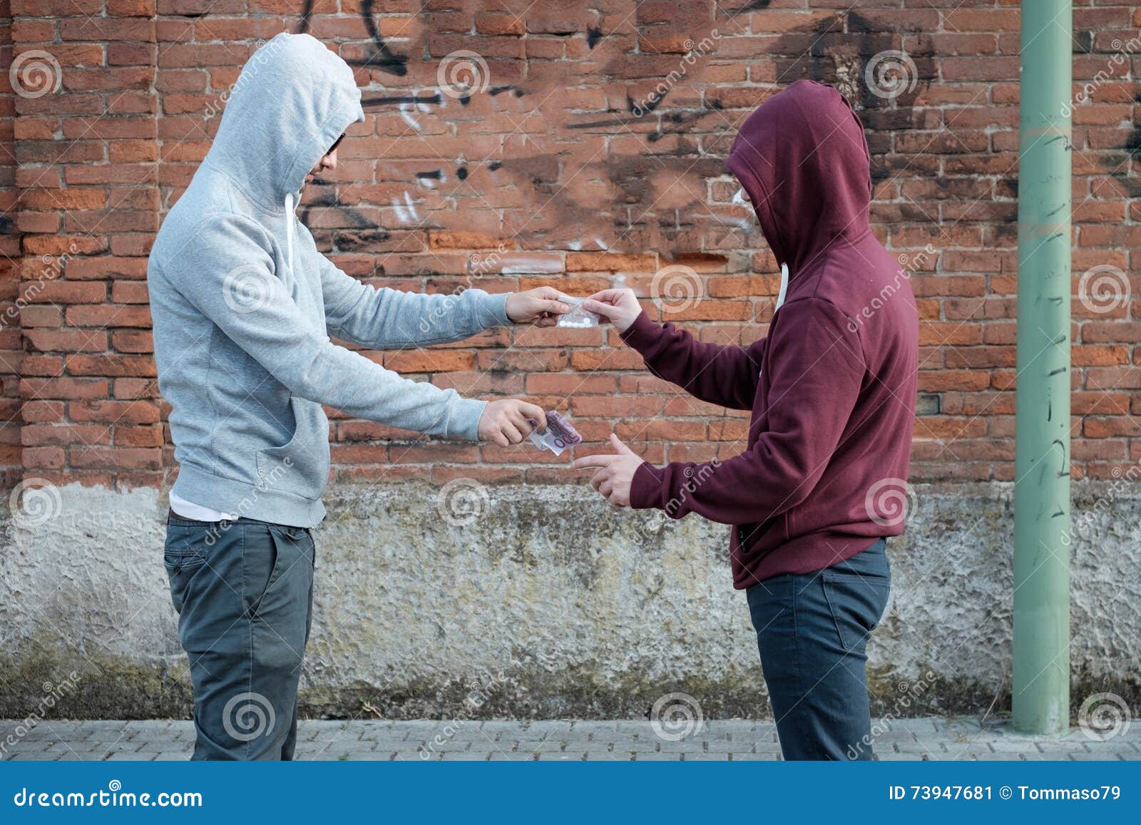 Langare Och Knarkare Som Utbyter Pengar Och Drogen Fotografering för ...