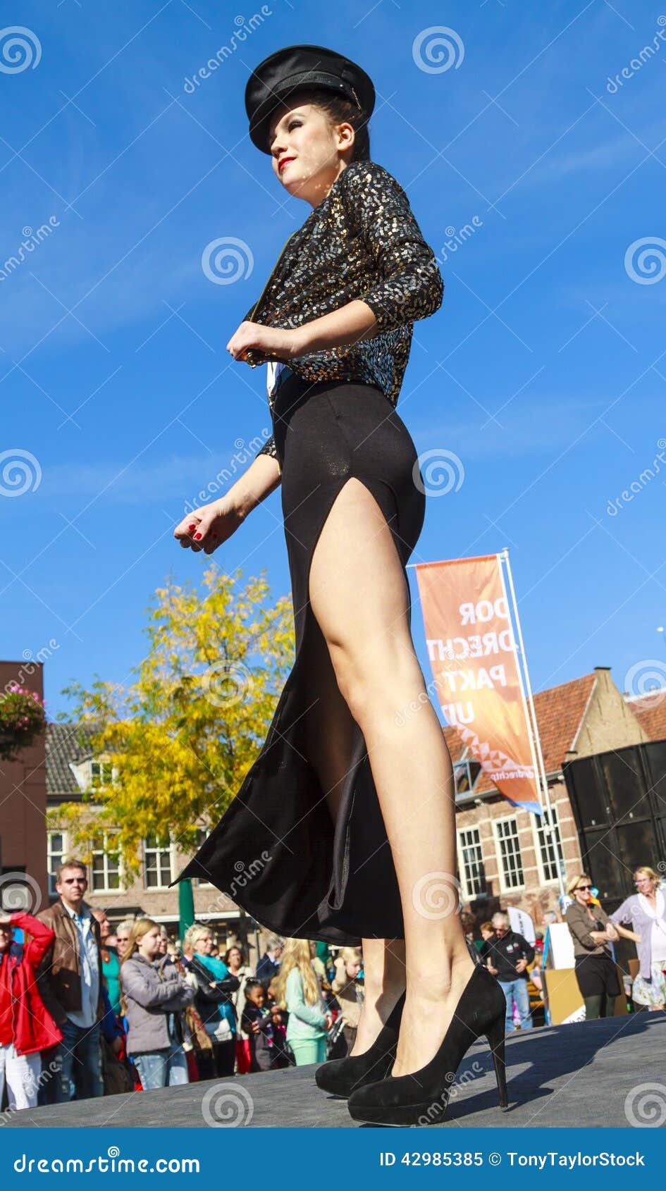 Lange benen redactionele afbeelding. Image of daling - 42985385