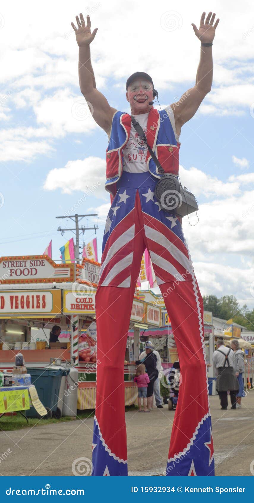 Lange Clown op Stelten redactionele stock afbeelding. Image of gezicht ...