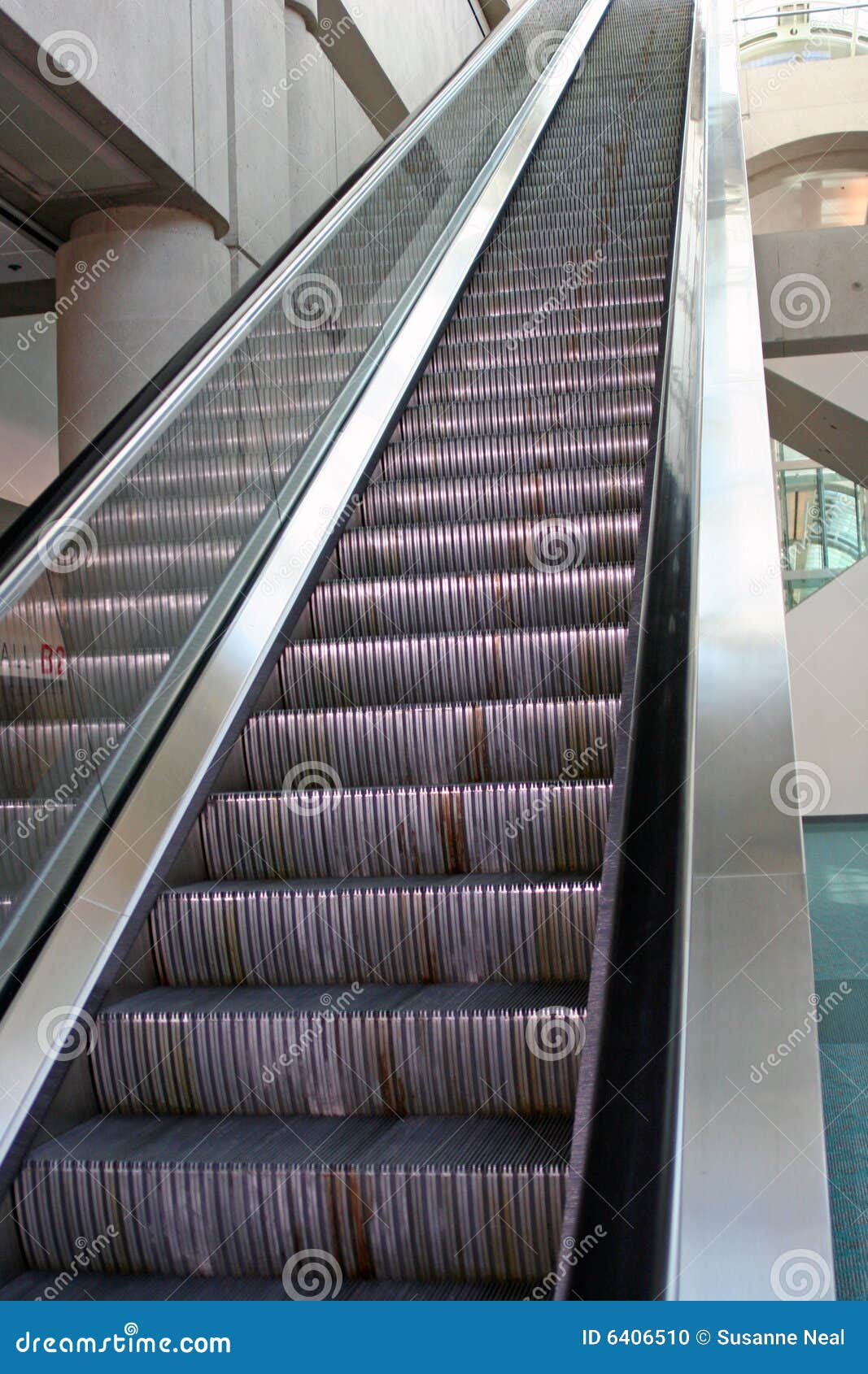 Lange, lange roltrap stock foto. Image of technologie - 6406510