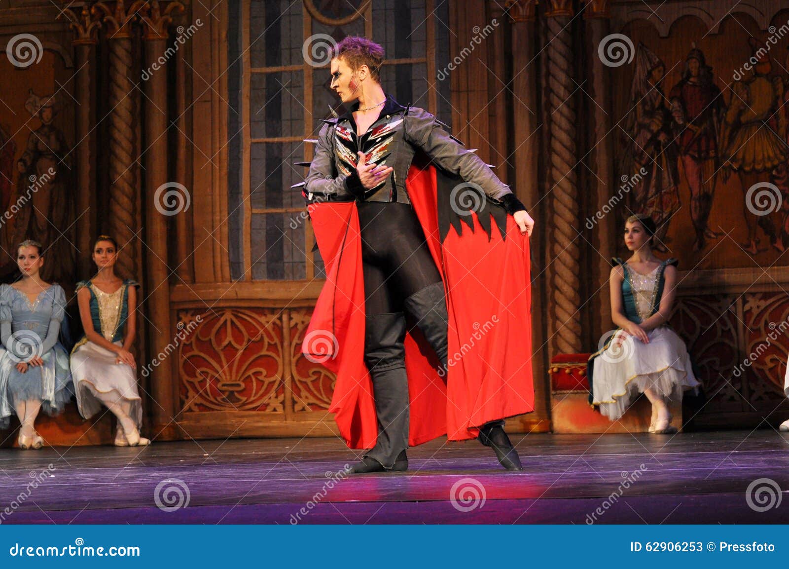 Lange Mannelijke Balletdanser in Ballet Redactionele Stock Foto - Image ...