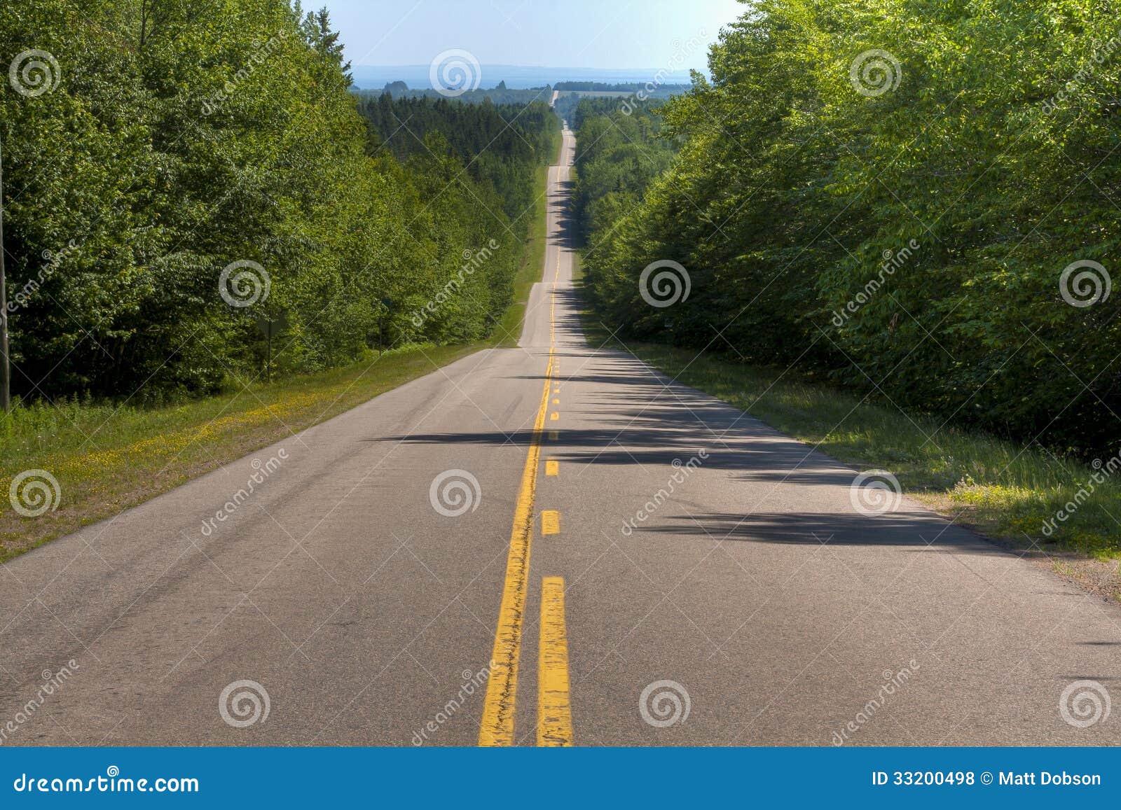 Lange Rechte Weg Door Hilly Terrain Stock Foto - Image of steeg ...