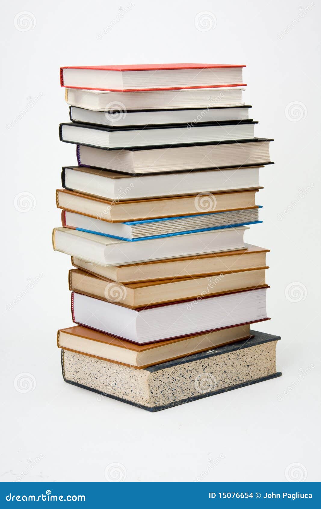 Lange Stapel Boeken Op Witte Achtergrond. Stock Foto - Image of beeld ...