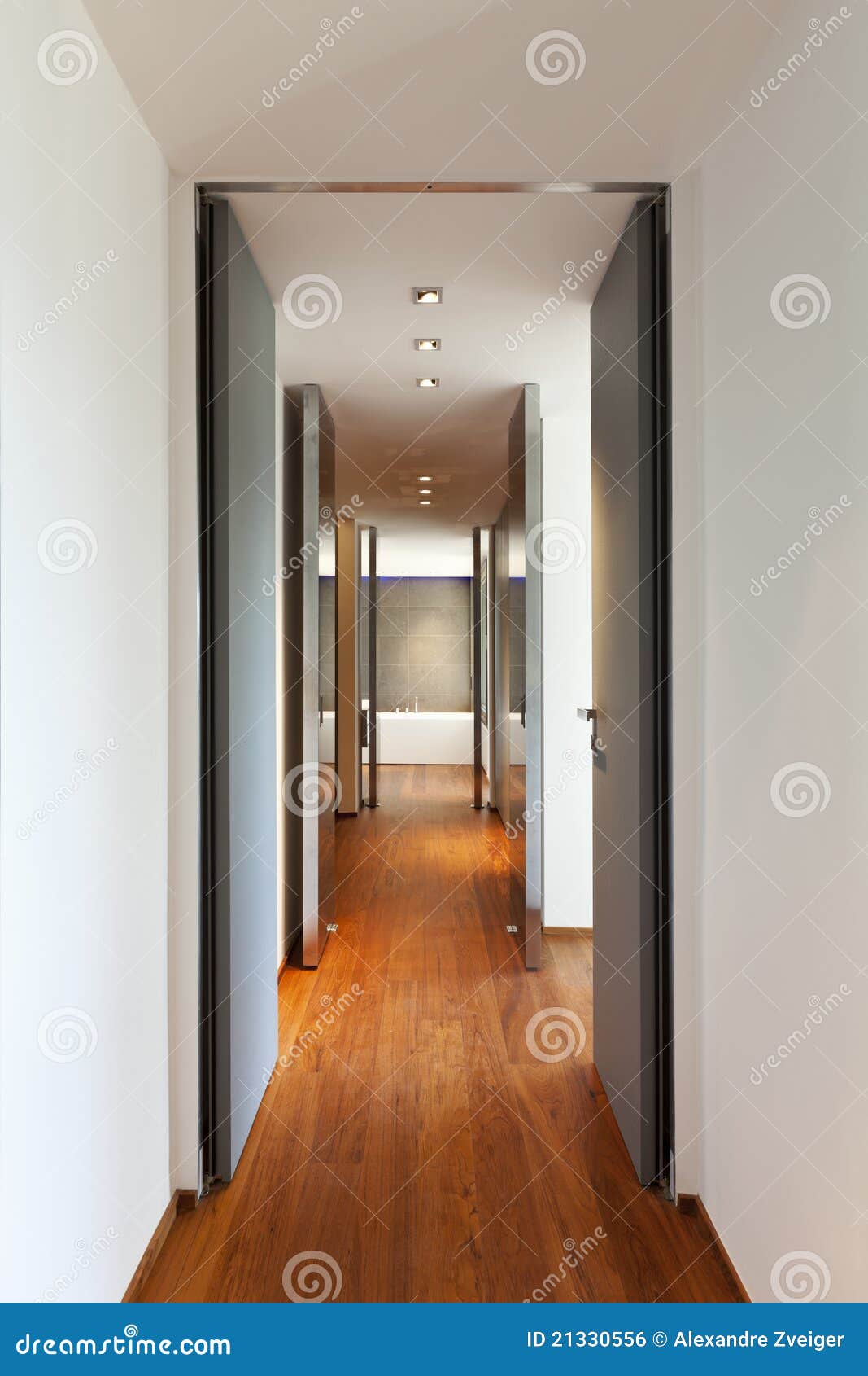 Langer Flur, Innen stockfoto. Bild von geöffnet, haupt - 21330556