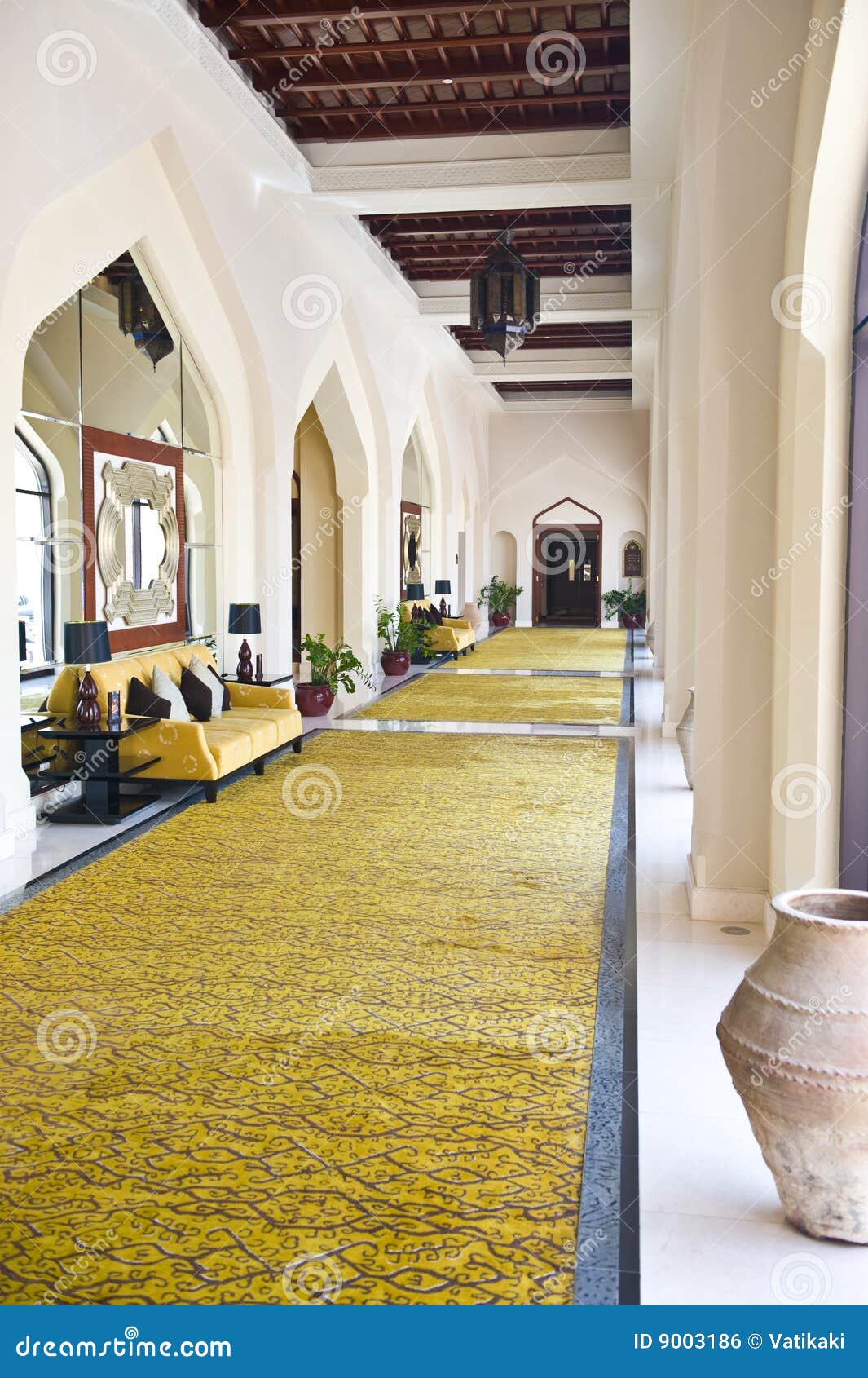 Langer Flur Mit Arabischer Auslegung Stockfoto - Bild von bogen, ferien ...