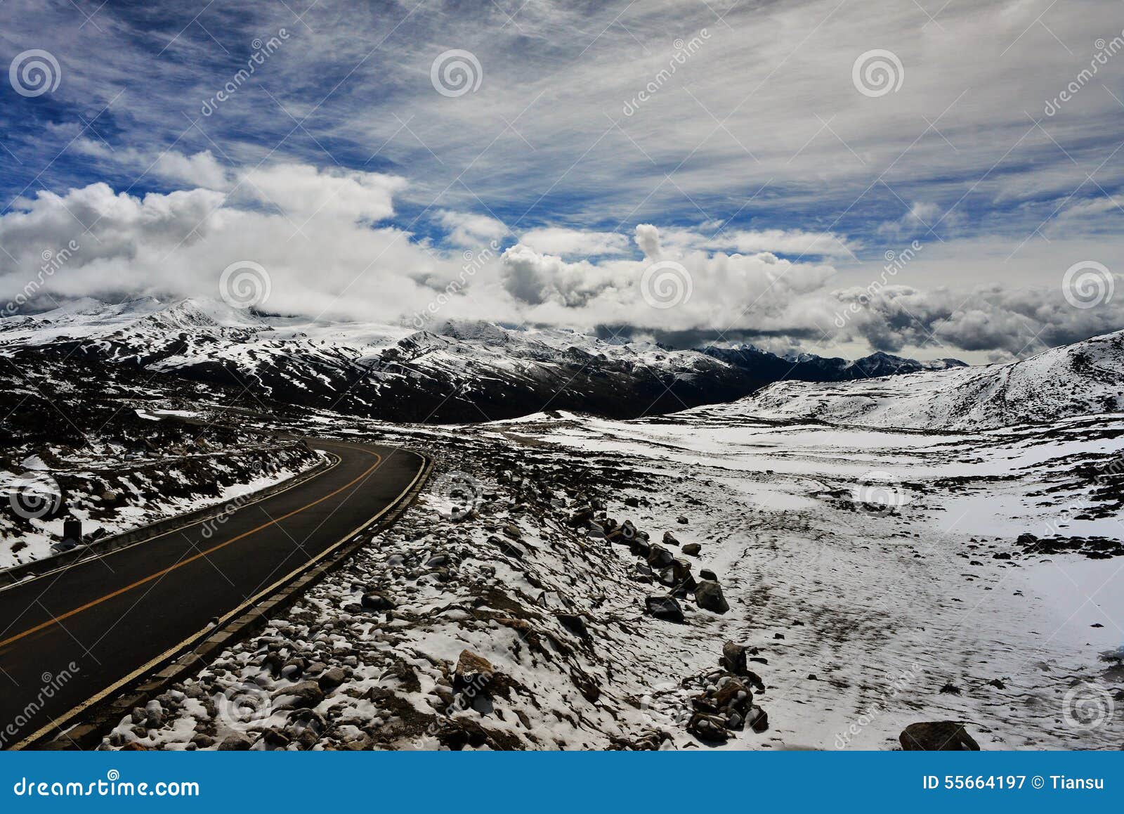 Langer Weg Tibets Voran Mit Hohem Berg in Der Front Stockbild - Bild ...
