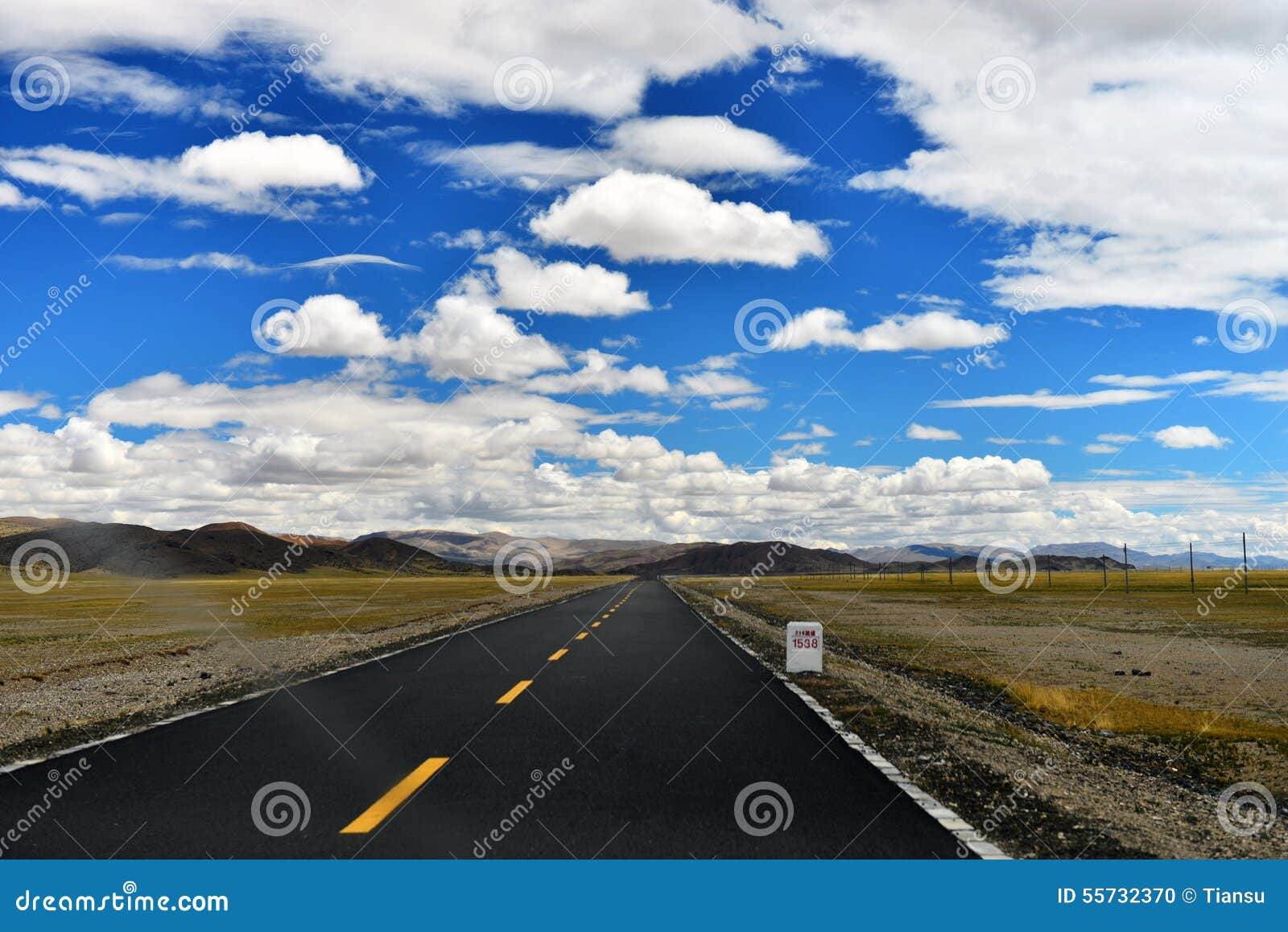Langer Weg Tibets Voran Mit Hohem Berg in Der Front Stockfoto - Bild ...