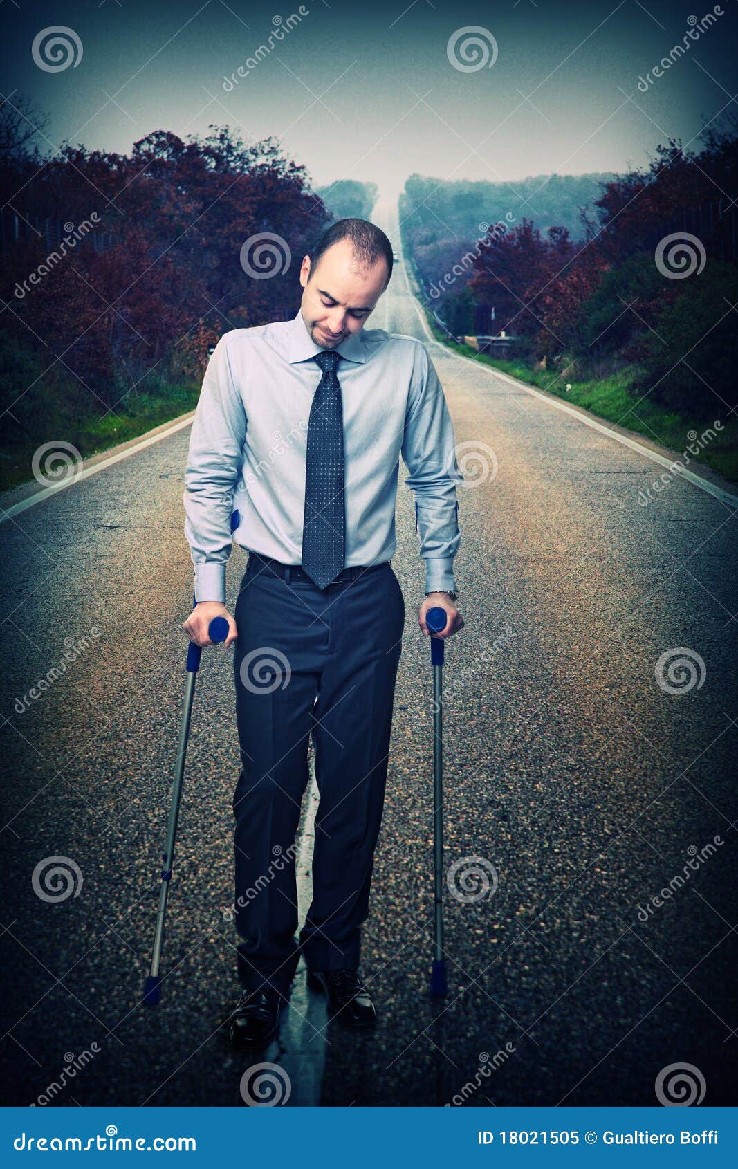 Langer Weg zu gehen stockbild. Bild von rehabilitation - 18021505